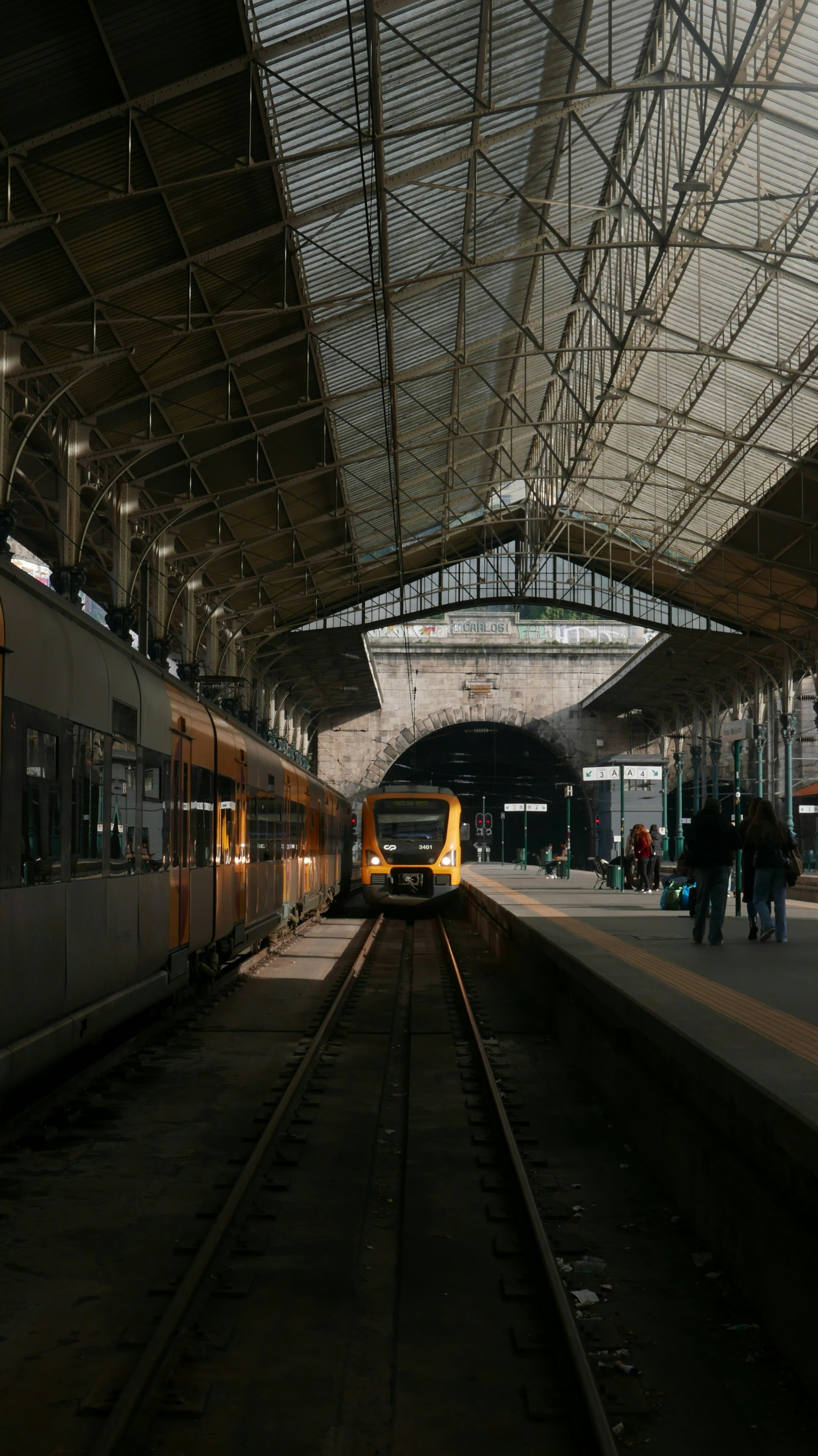 Foto zum Thema Ein Zug, der neben einem Bahnsteig in einen Bahnhof ...