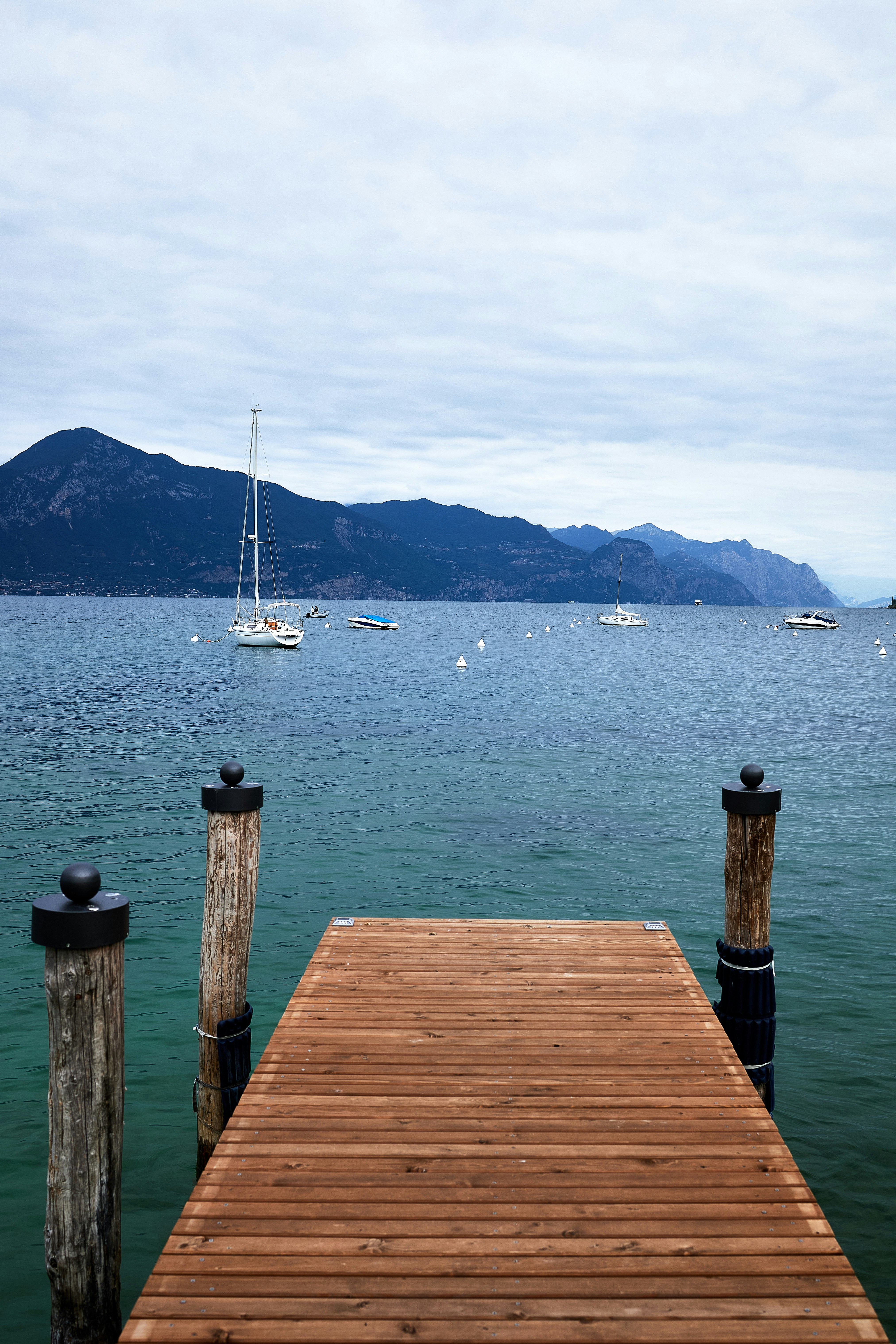 Un quai en bois posé au-dessus d’un plan d’eau photo – Photo Italie ...