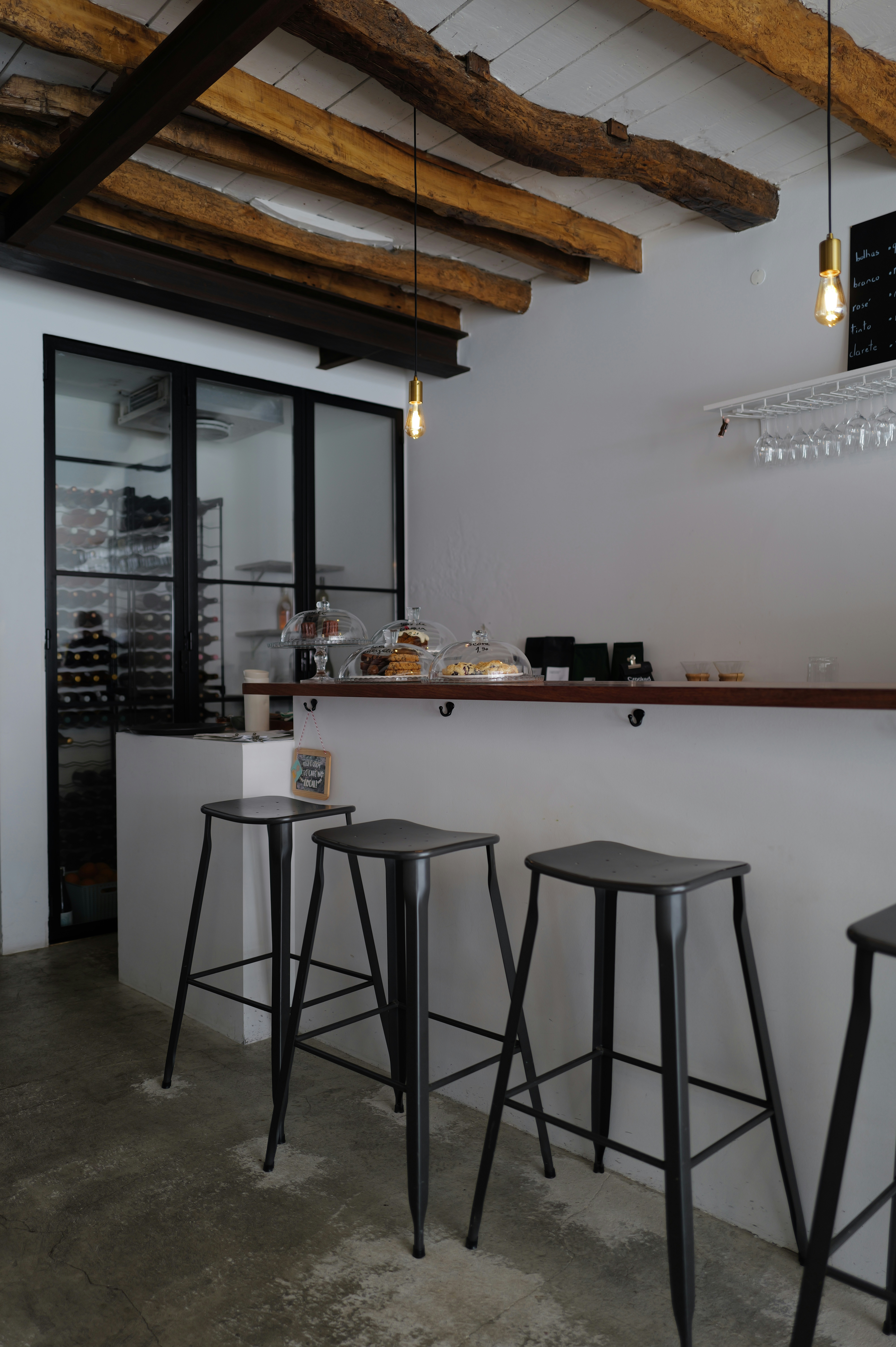 Three stools in front of a bar in a restaurant photo – Free União das ...