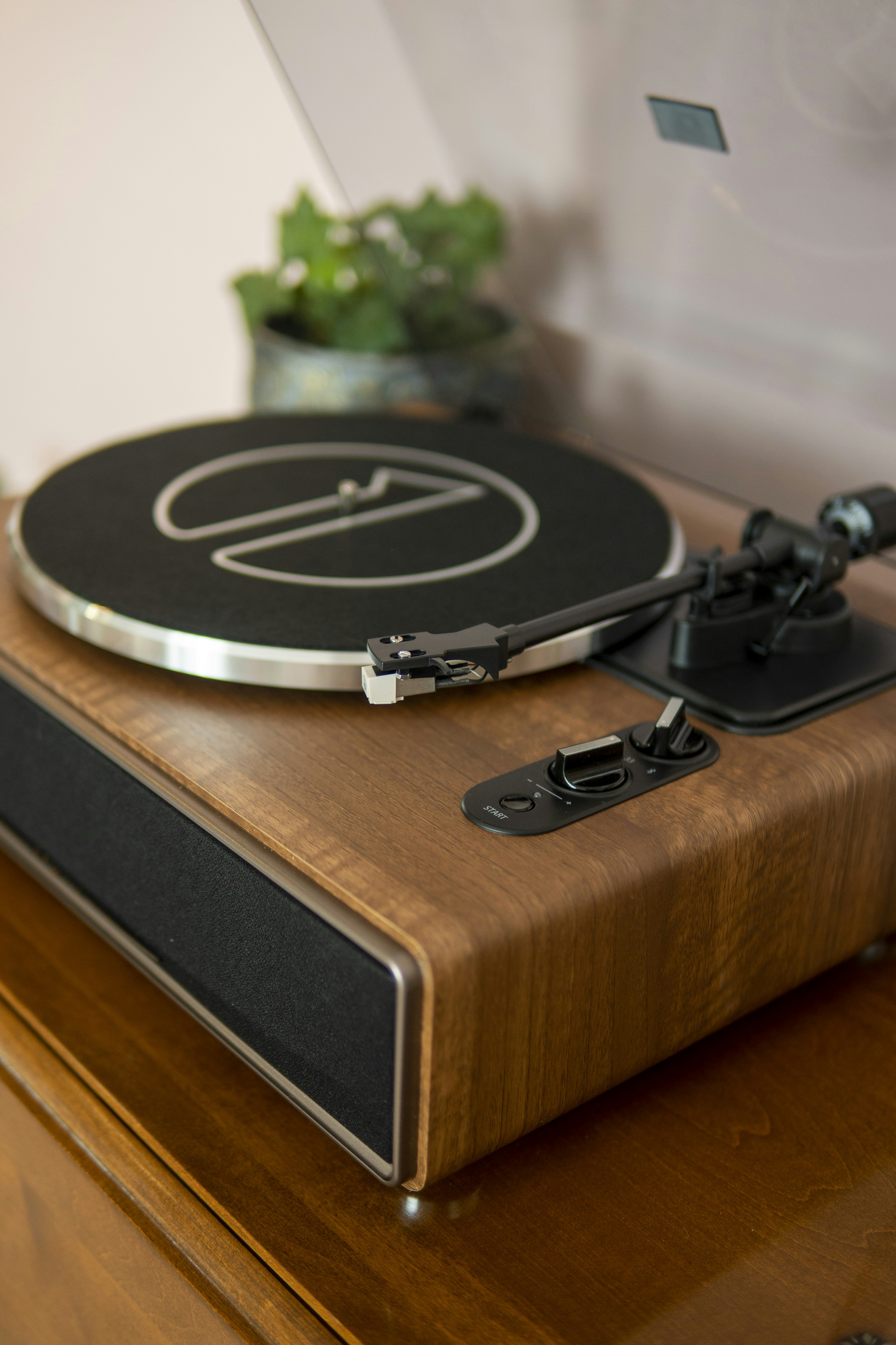 Un tourne-disque posé sur une table en bois photo – Image gratuite de ...