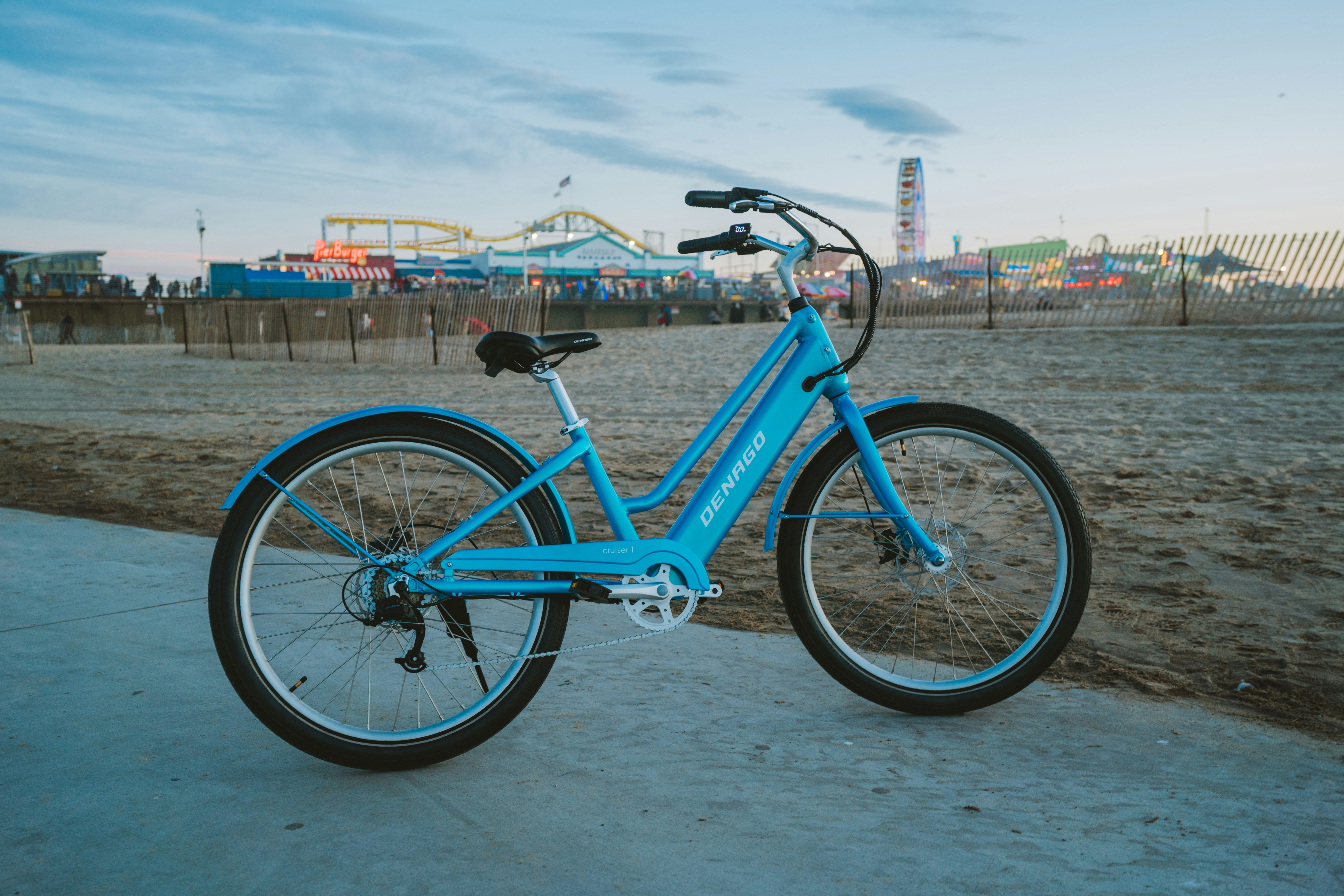 DENAGO CRUISER 1 STEP-THRU EBIKE is a stylish and comfortable electric bike designed for urban commuting and leisurely rides. It features a 36V, 10.2A battery that provides a range of up to 53 miles on a single charge, and a Shimano 7-speed gear system for smooth and efficient shifting.