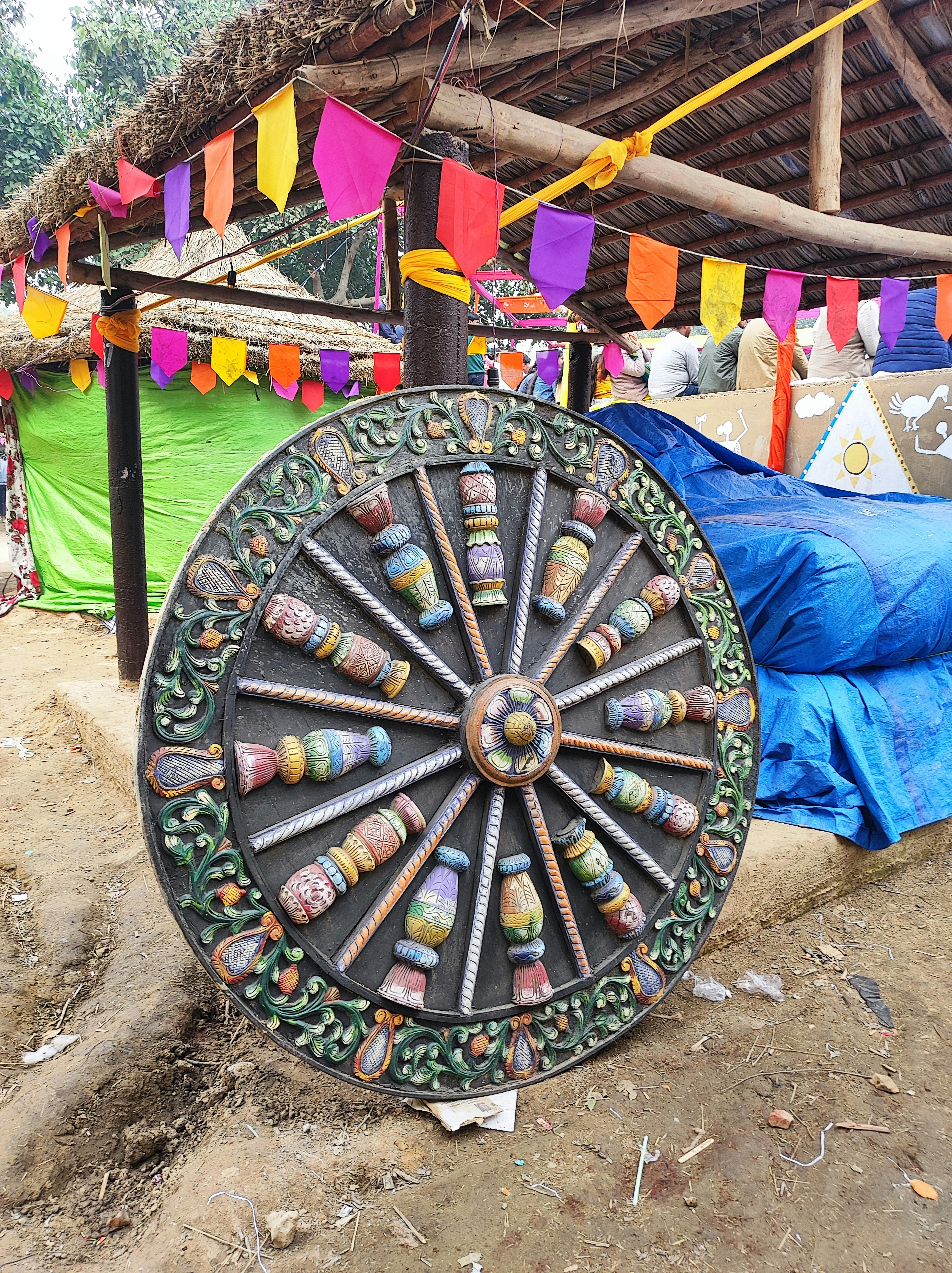 Une roue de la fortune assise devant une tente photo – Photo Art ...