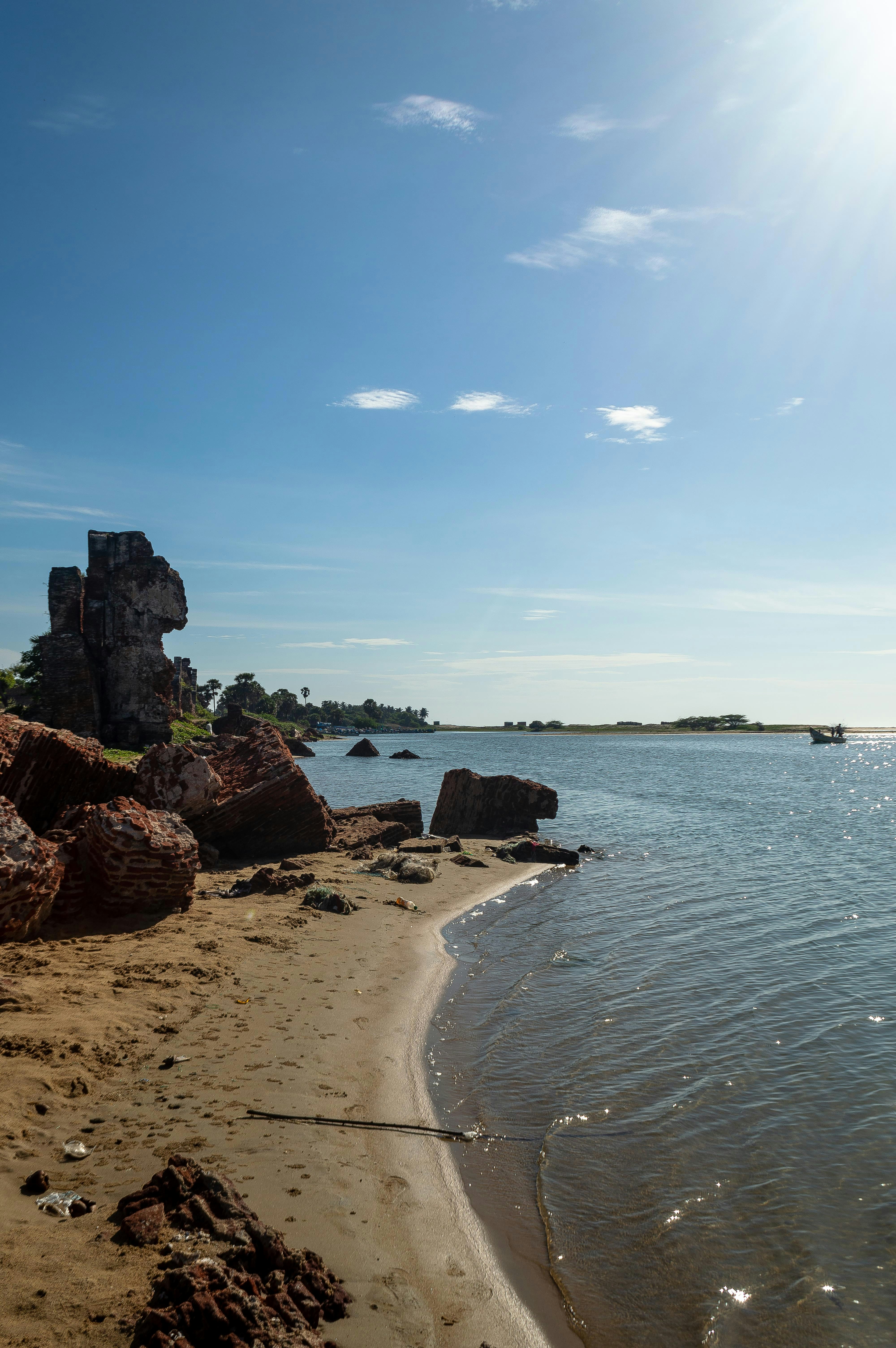 Foto El sol brilla intensamente en una playa de arena – Imagen ...