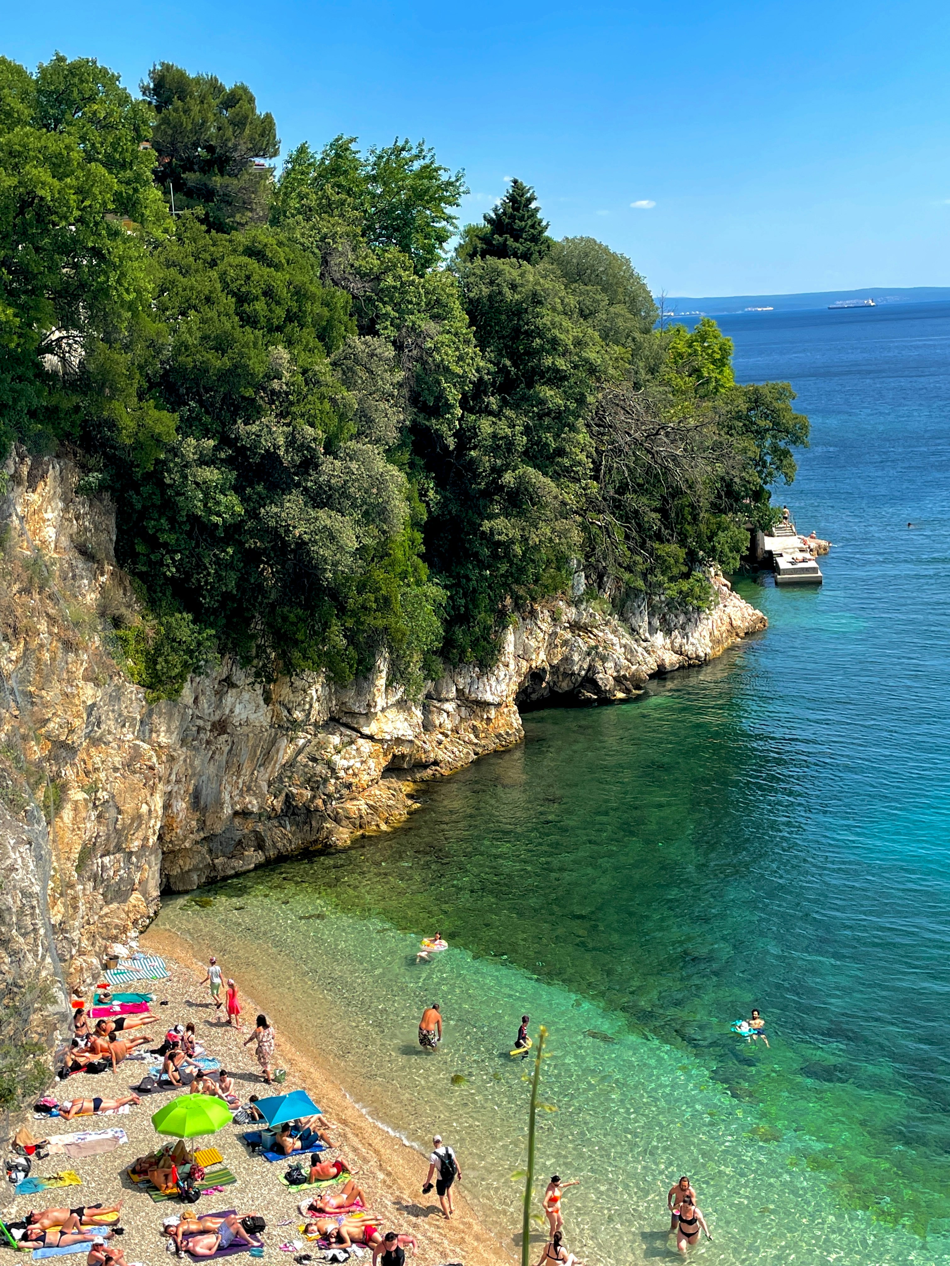 Una playa llena de mucha gente y sombrillas foto – Imagen de Agua ...