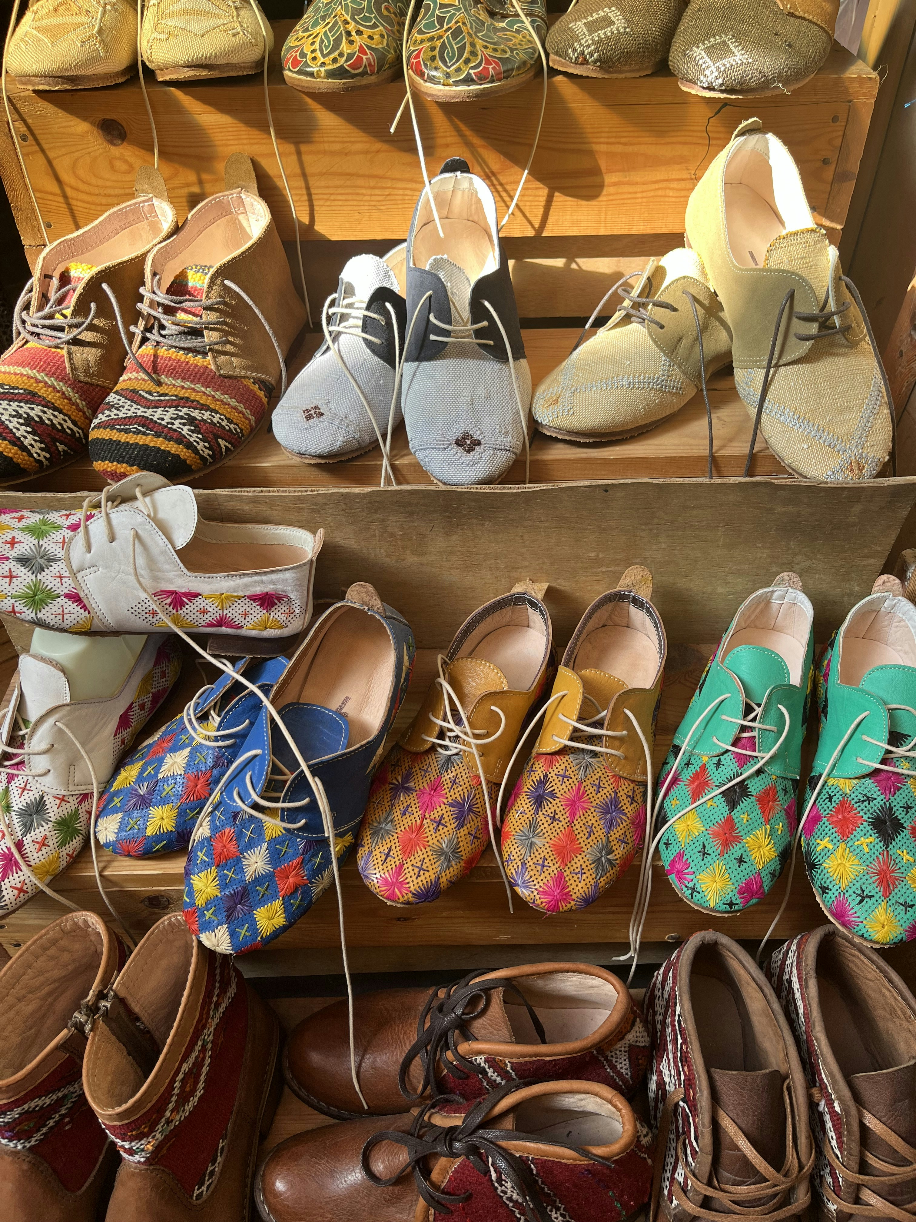 A bunch of shoes that are on a shelf photo – Free Colors Image on Unsplash