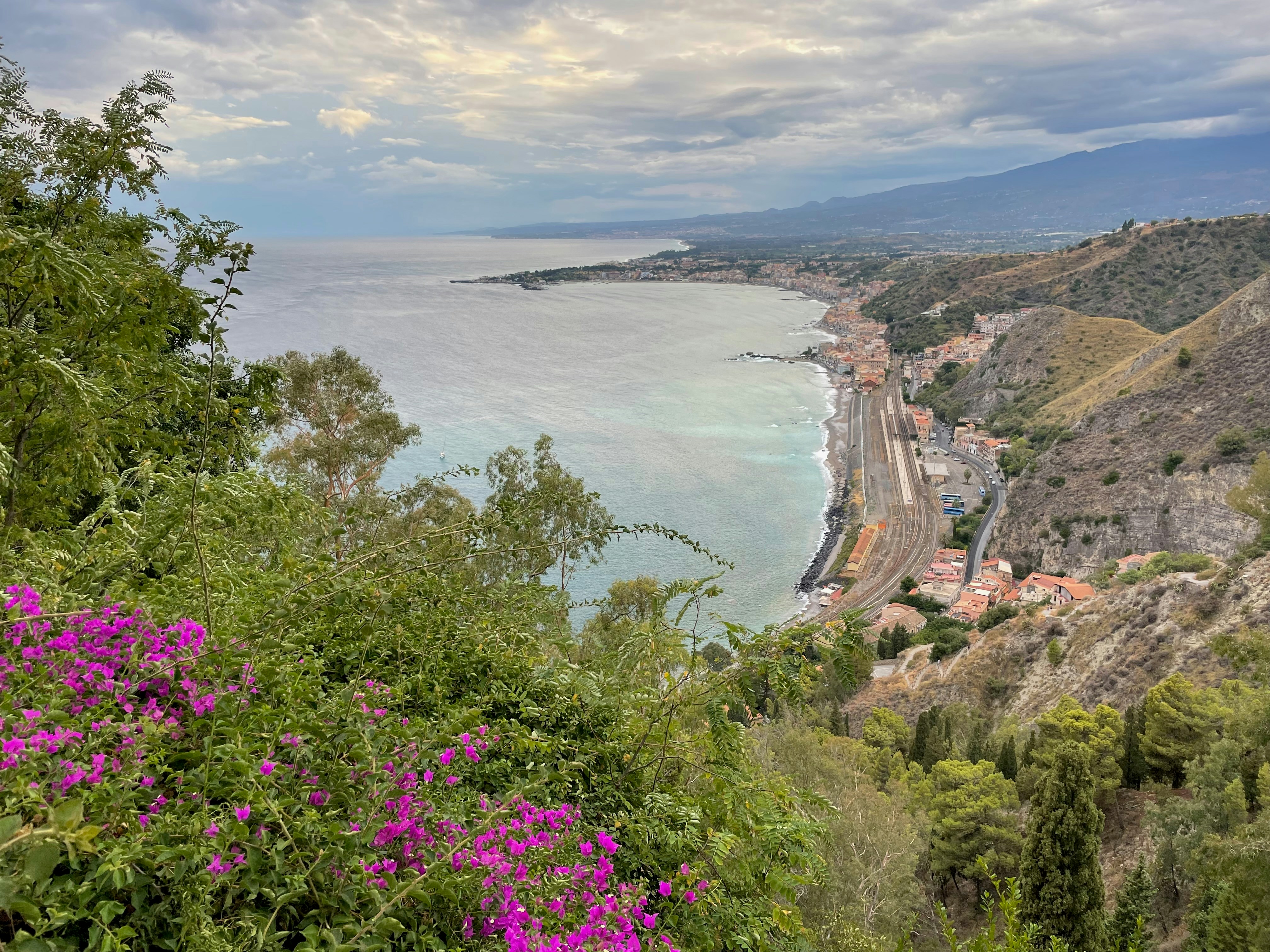 A scenic view of a beach and the ocean photo – Free Metropolitan city ...
