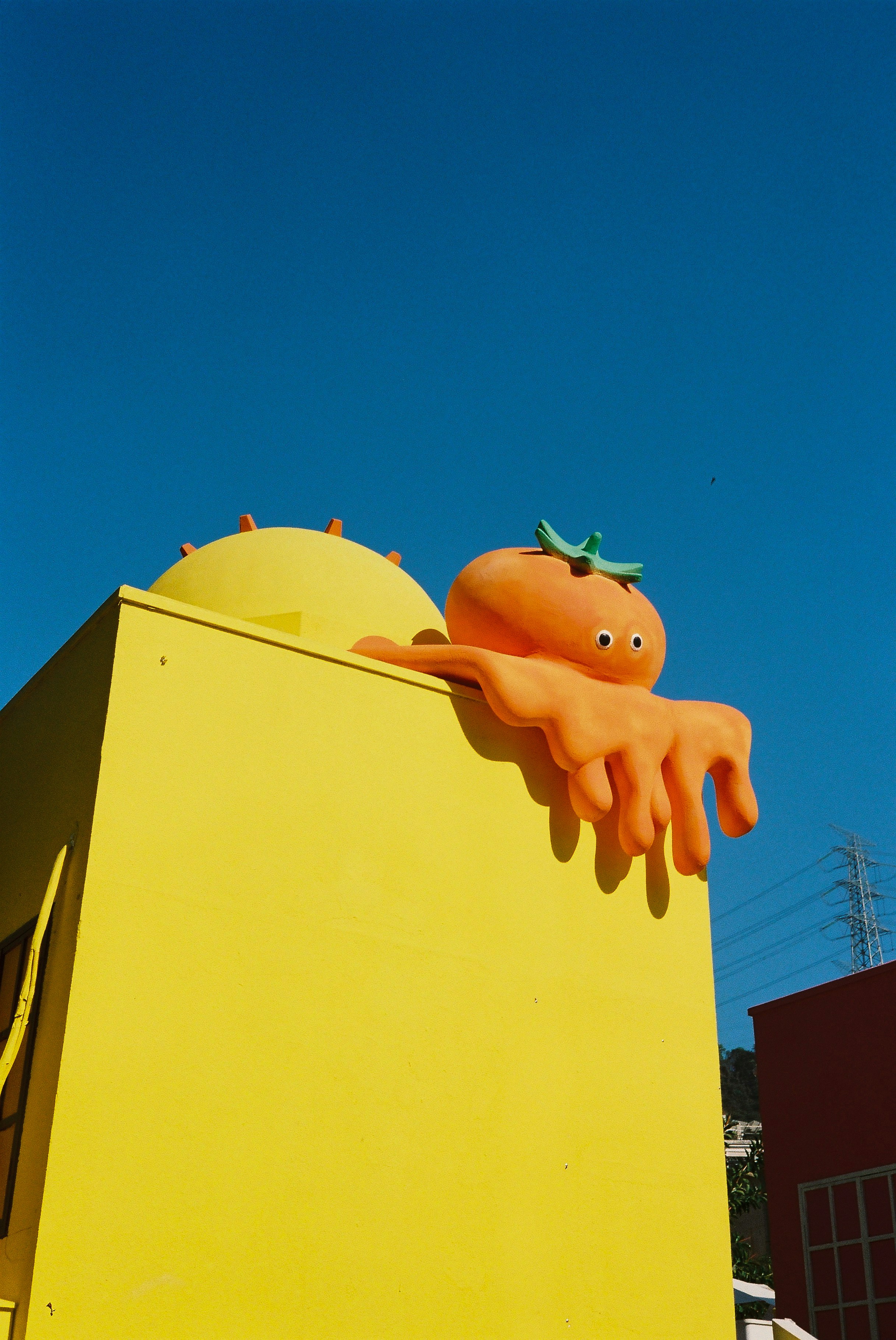 Un grand objet orange au sommet d’une structure jaune photo – Photo ...