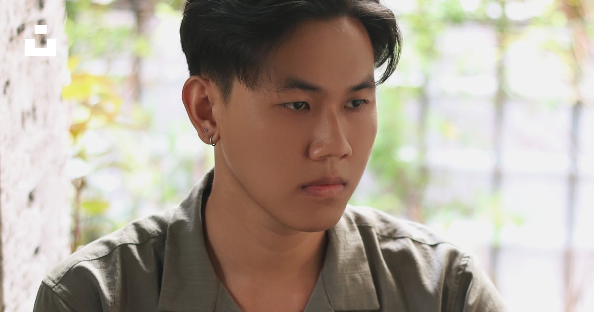 나무 벤치 위에 앉아 있는 남자 사진 Unsplash의 무료 사람의 이미지