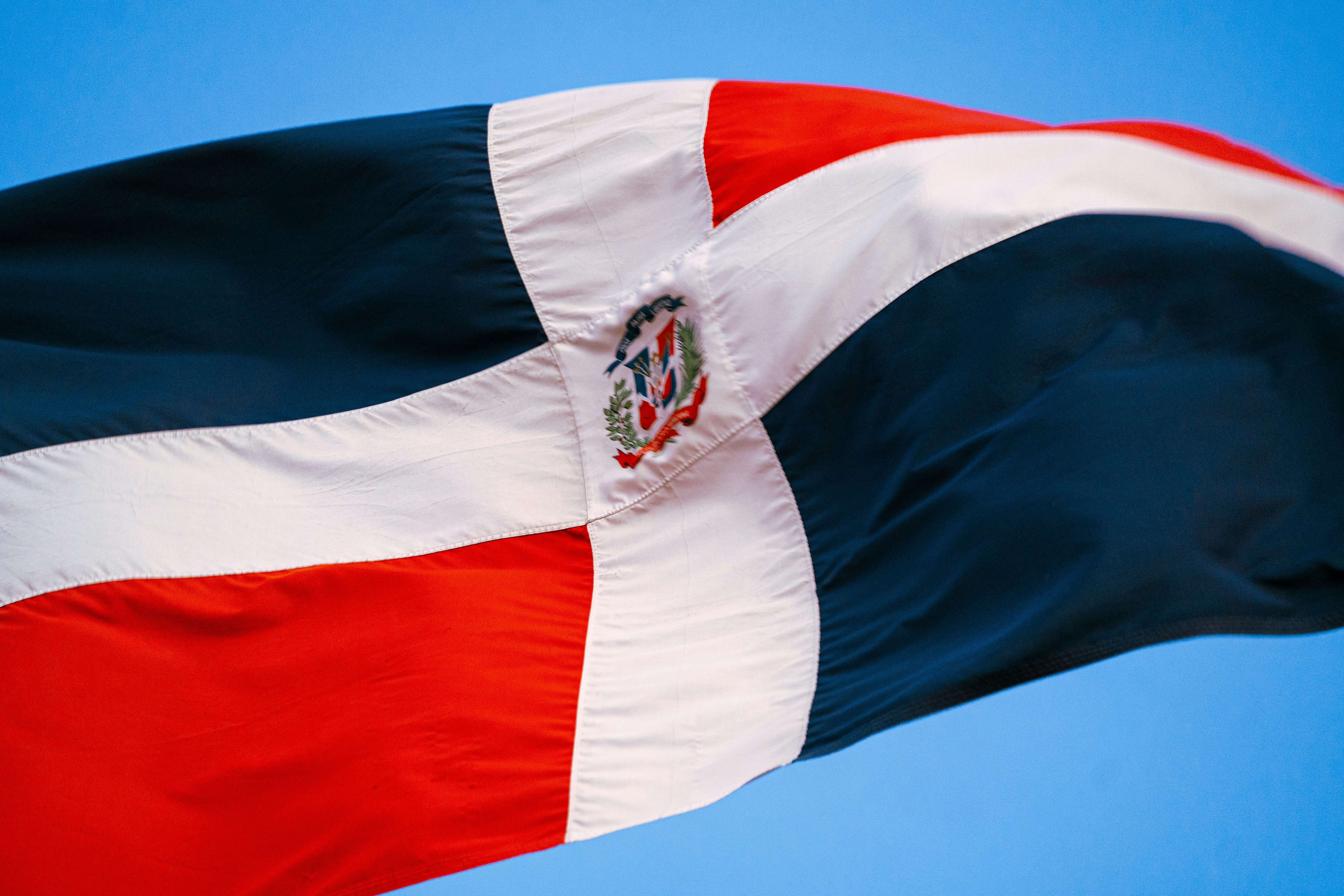 Una bandera ondeando al viento con un cielo azul en el fondo foto ...