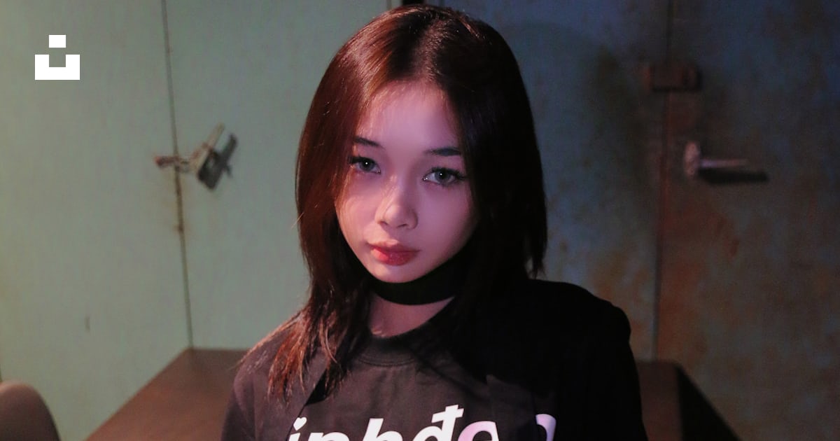 휴대전화를 들고 테이블 앞에 서 있는 여성 사진 Unsplash의 무료 티셔츠 이미지