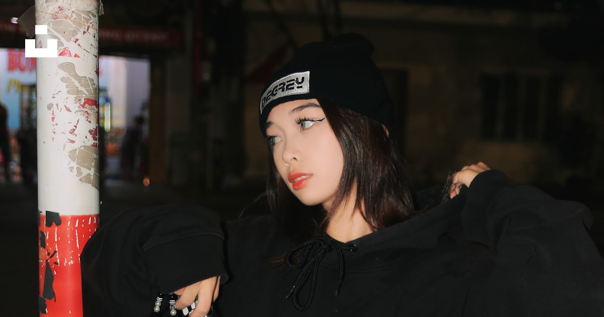 검은 셔츠를 입고 기둥에 기대어 있는 여자 사진 Unsplash의 무료 사람 이미지