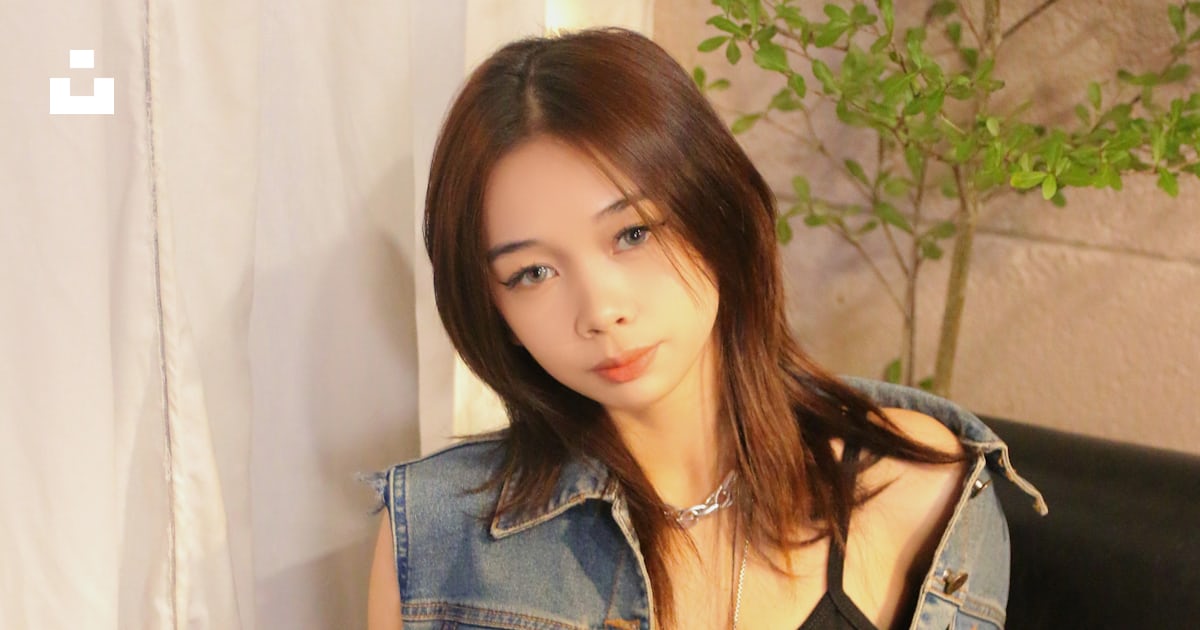 진 재킷을 입고 소파에 앉아 있는 여성 사진 Unsplash의 무료 바지 이미지