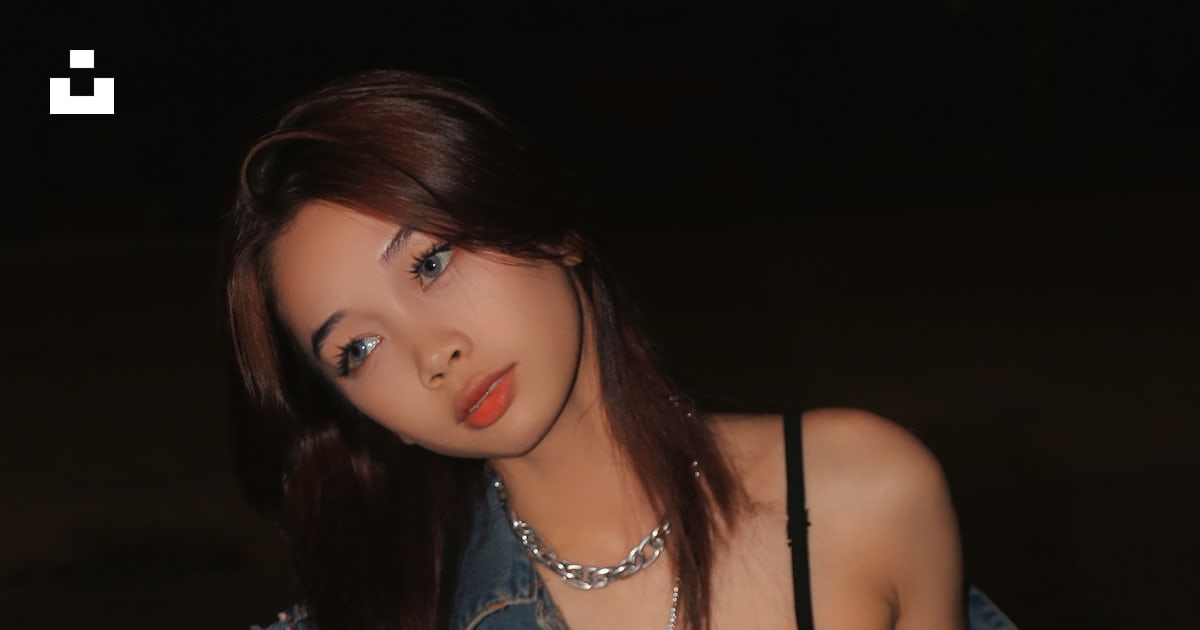 검은 드레스와 진 재킷을 입은 여자 사진 Unsplash의 무료 검정 이미지