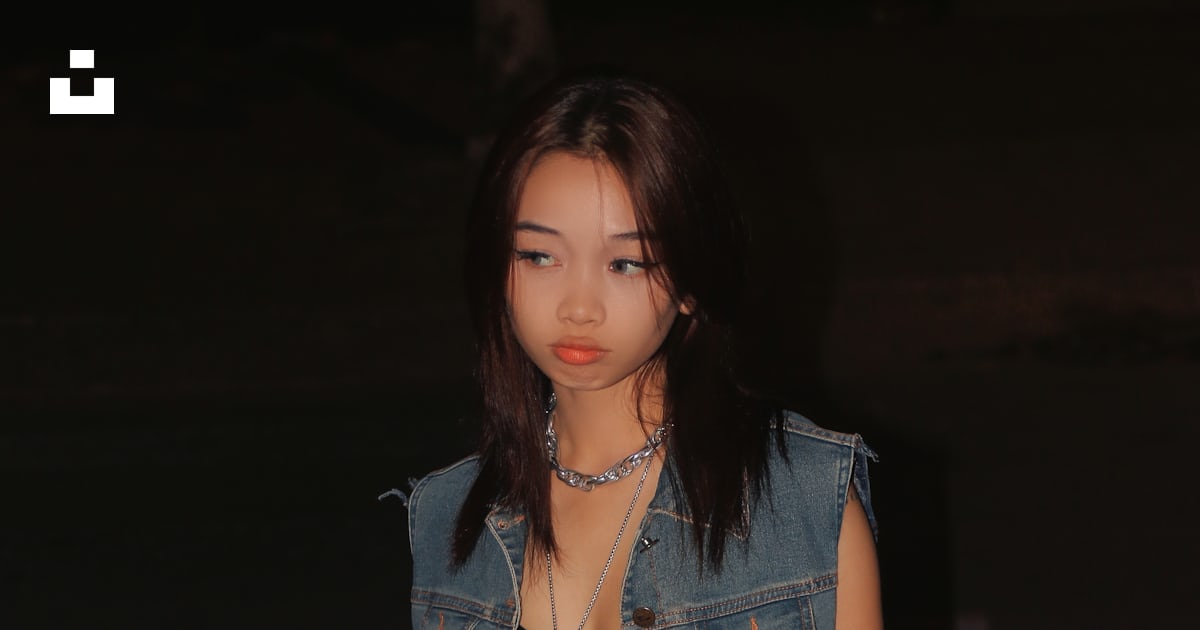 짧은 치마와 청바지 조끼를 입은 여자 사진 Unsplash의 무료 검정 이미지