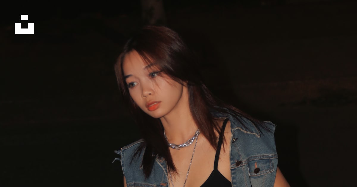 짧은 치마와 진 재킷을 입은 여성 사진 Unsplash의 무료 검정 이미지