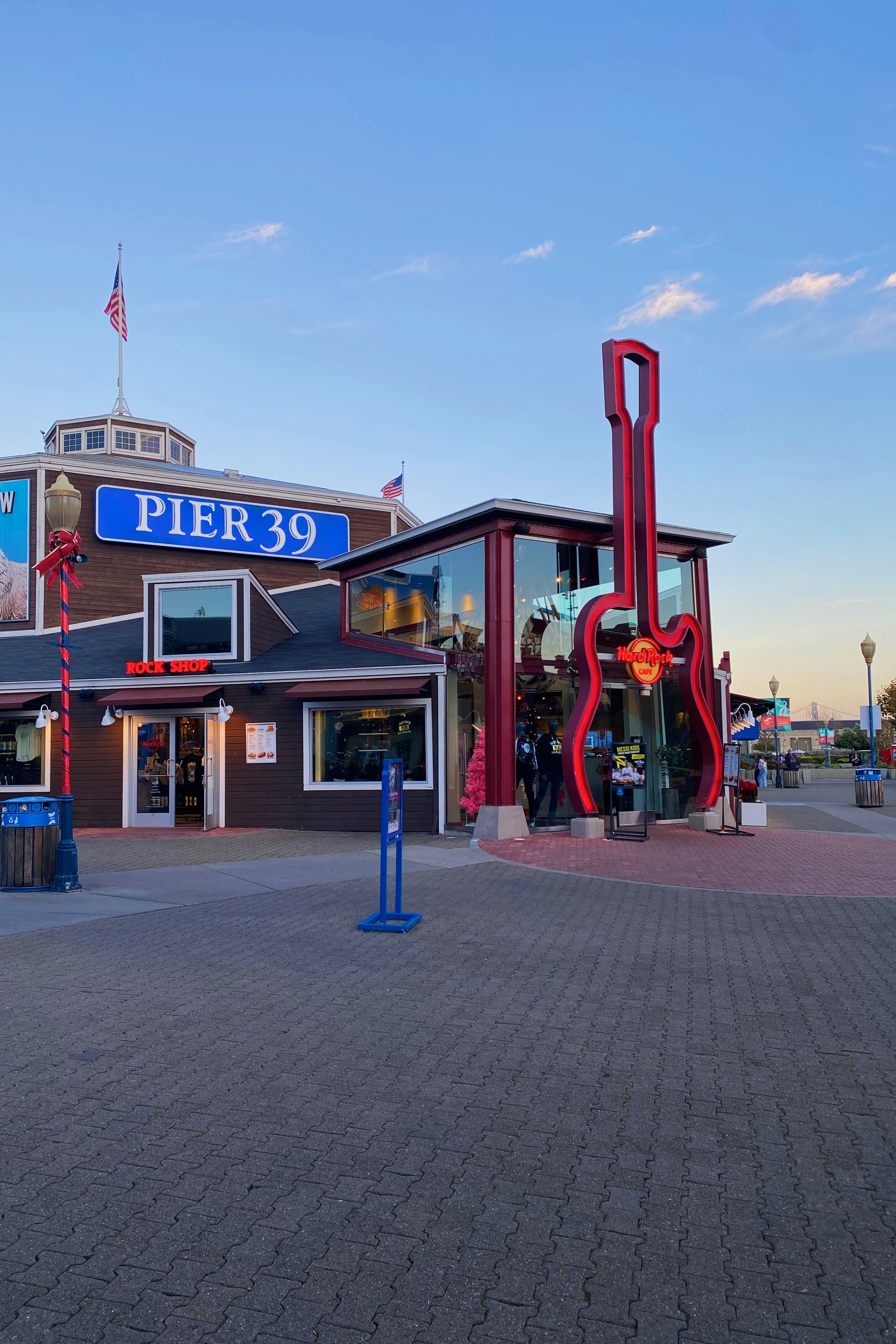 Guitar-shaped Neon at Pier39 storefront