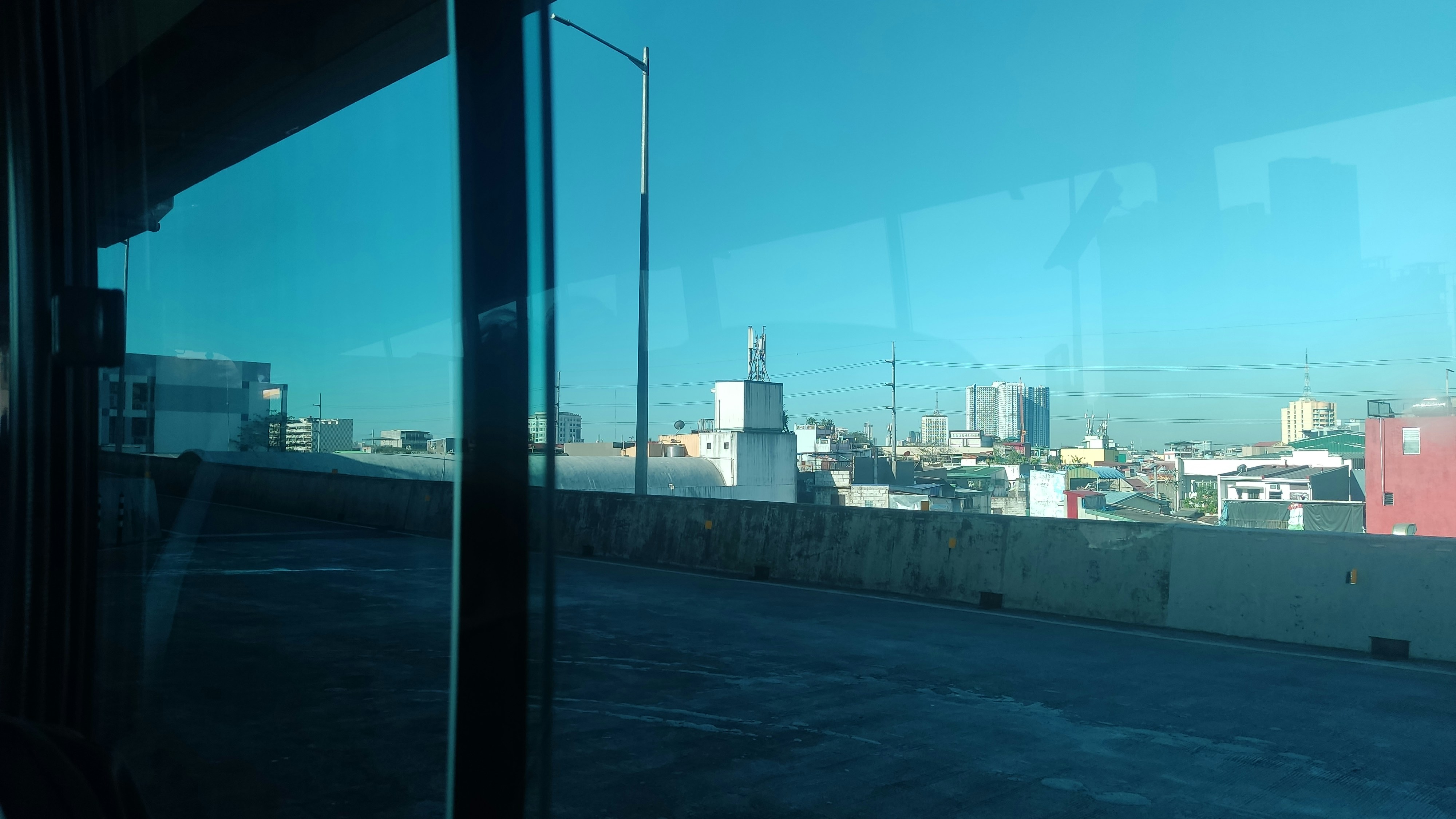A view of a city from a bus window photo – Free City Image on Unsplash