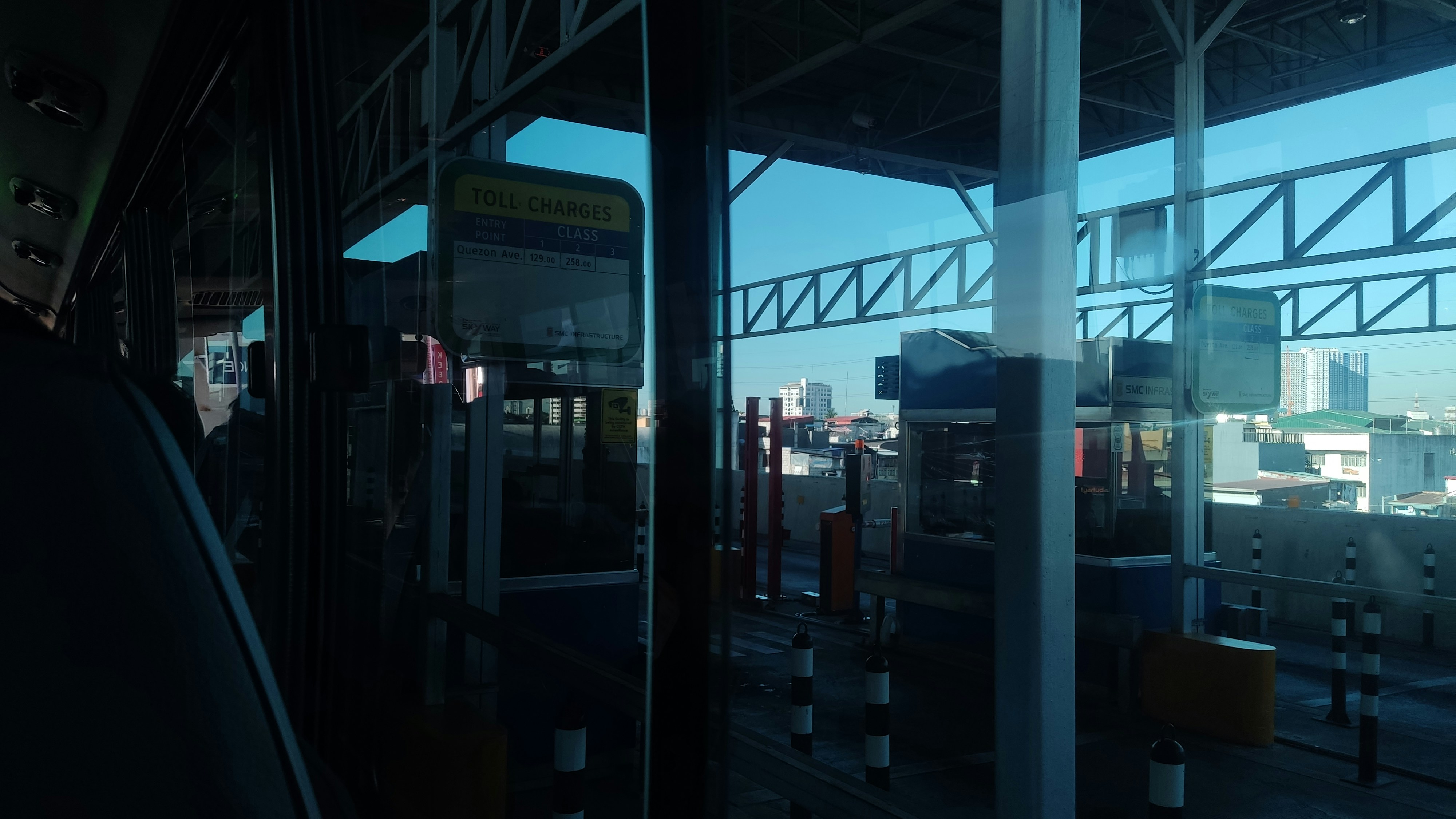 A view of a city from inside a train photo – Free City Image on Unsplash