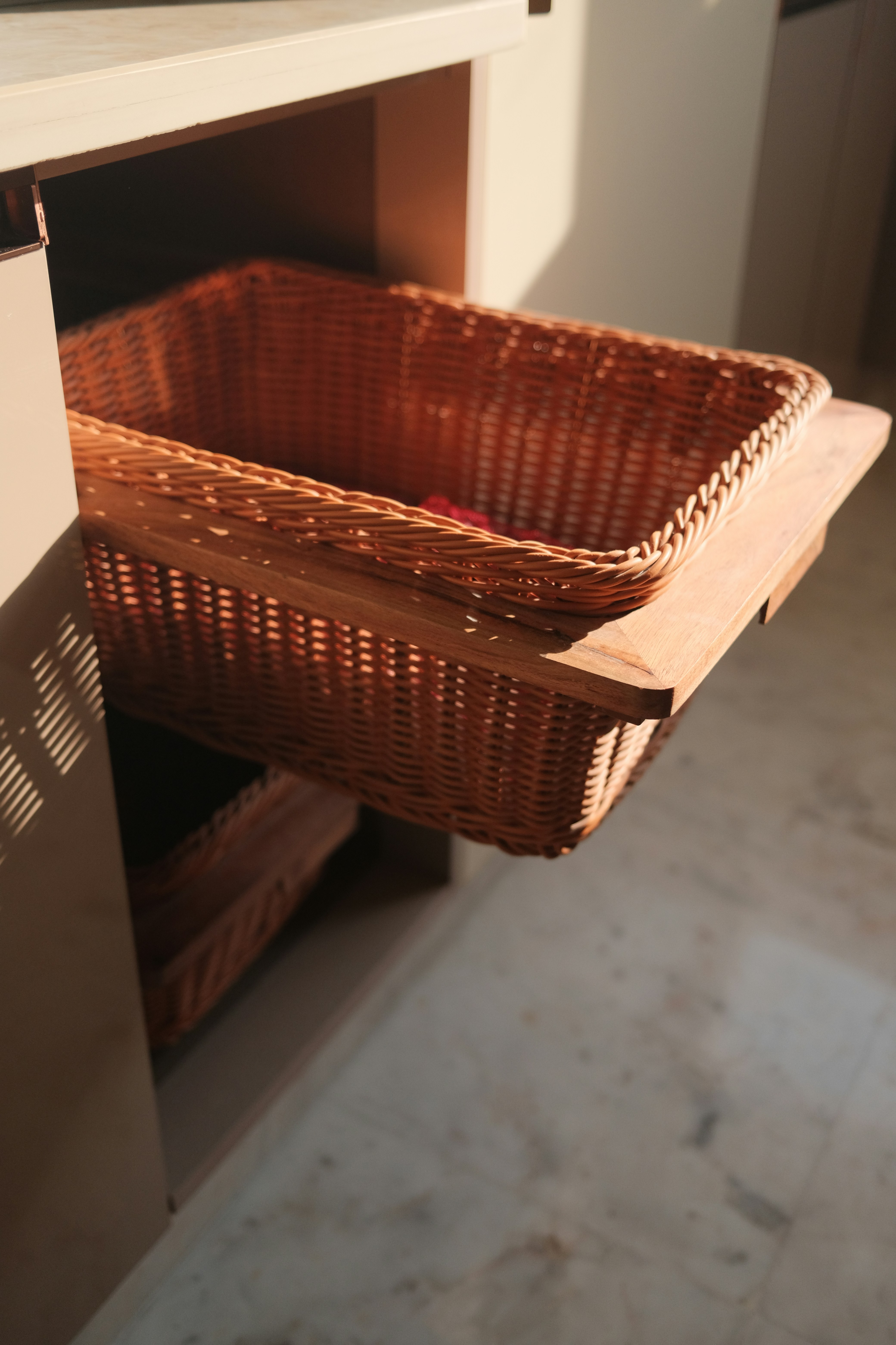 Sunlit Pull-Out: A Wicker Basket Anchors a Quiet Kitchen Moment