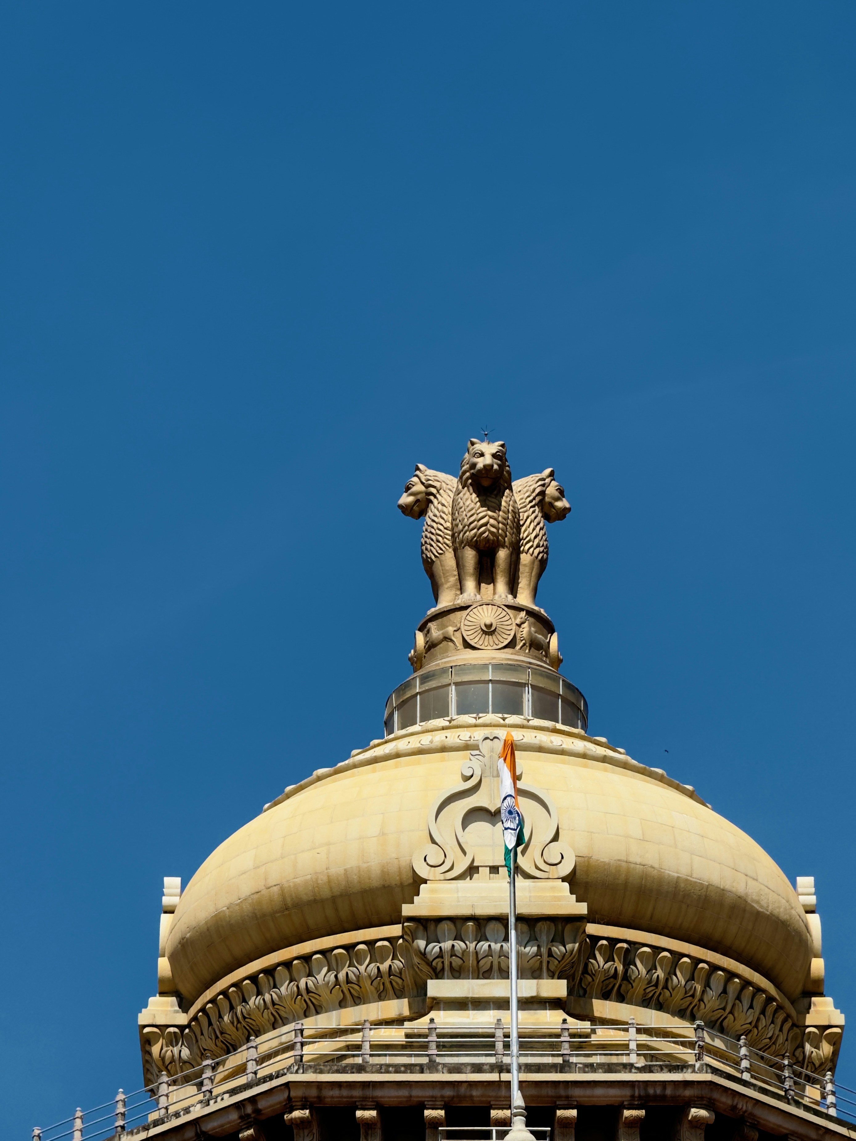 Lions Above the Golden Dome: India’s Emblem Reigns Under a Clear Blue Sky