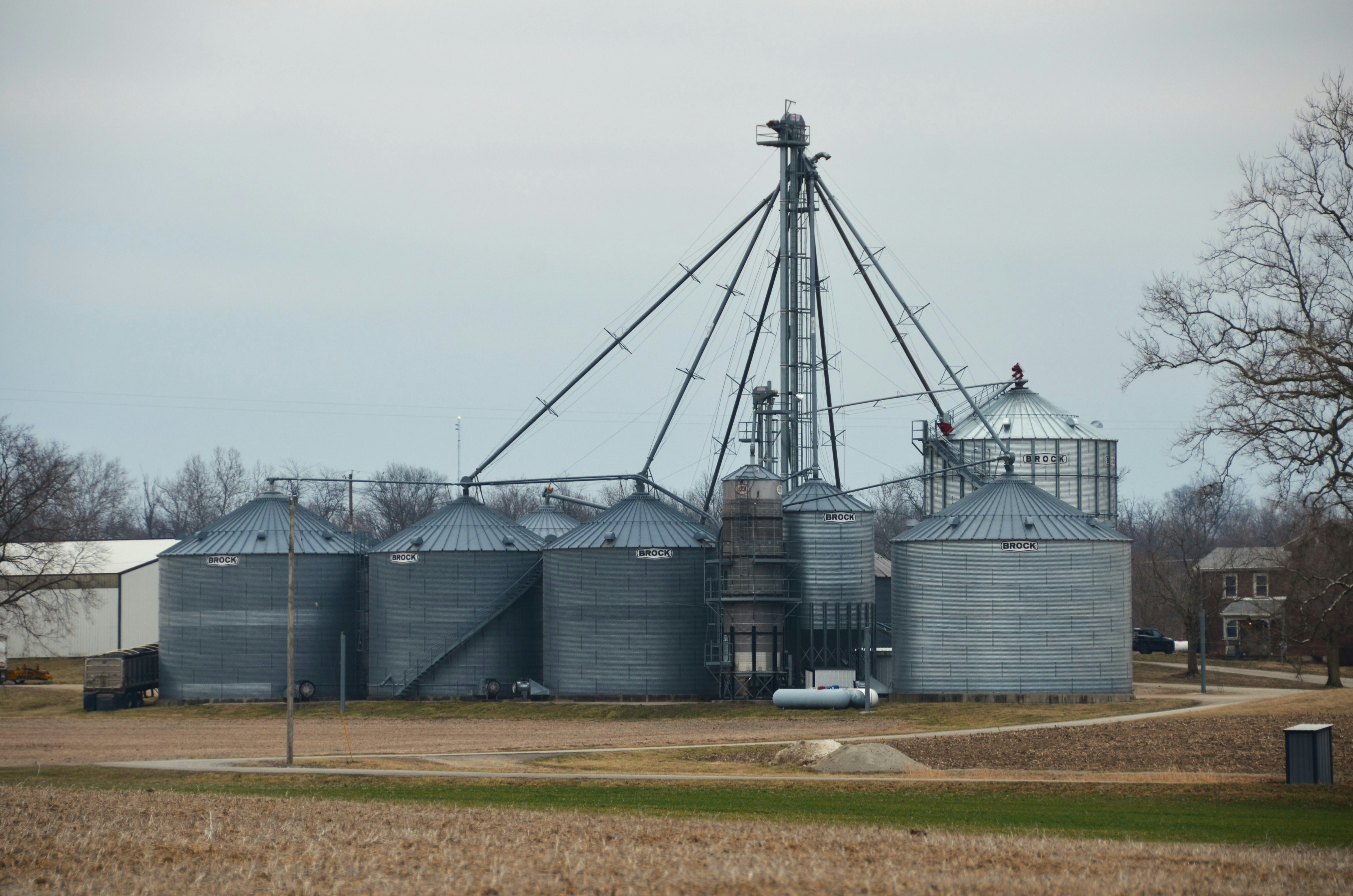 A large grain silo sitting in the middle of a field photo – Free ...