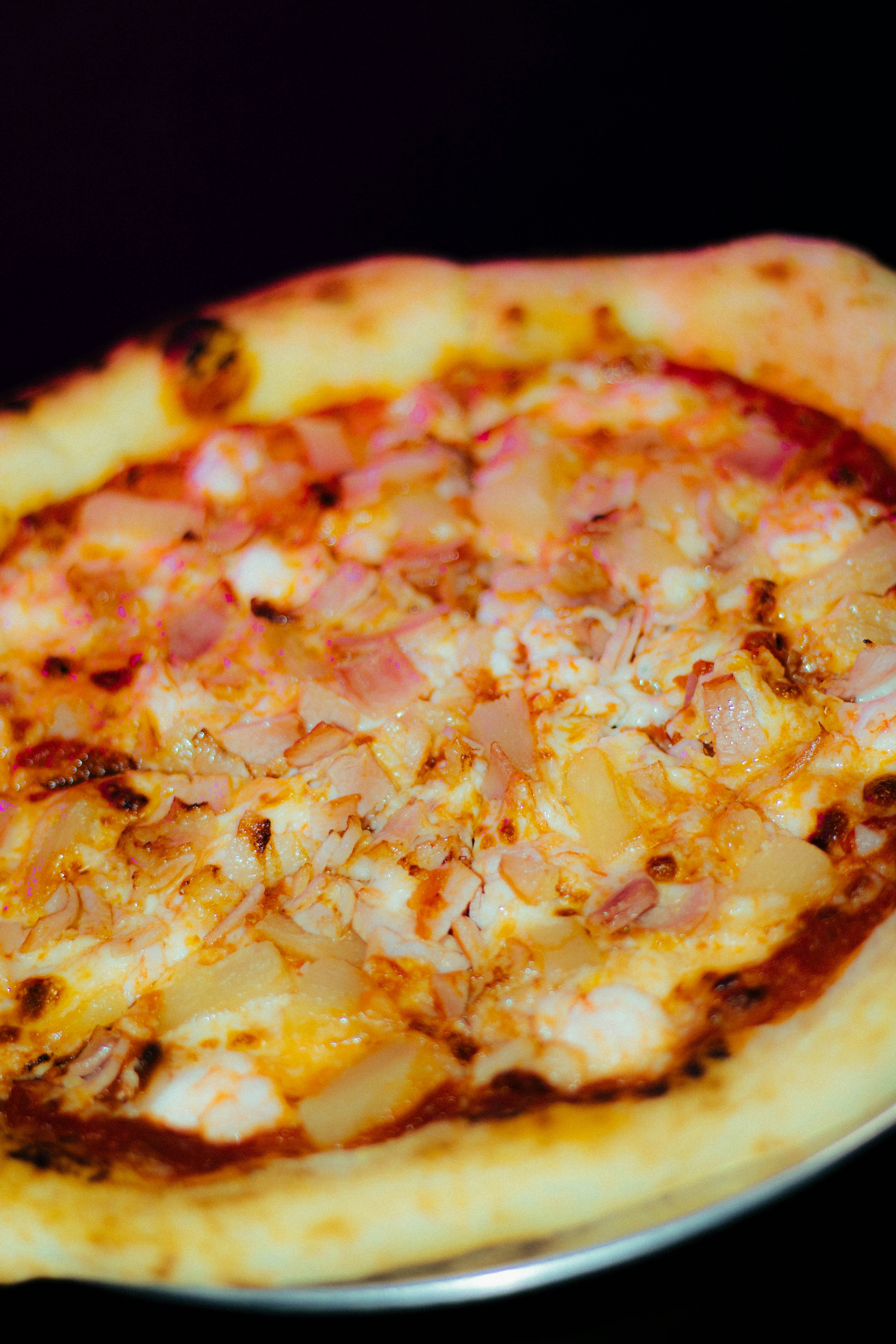 A close up of a pizza on a pan photo – Free Food Image on Unsplash