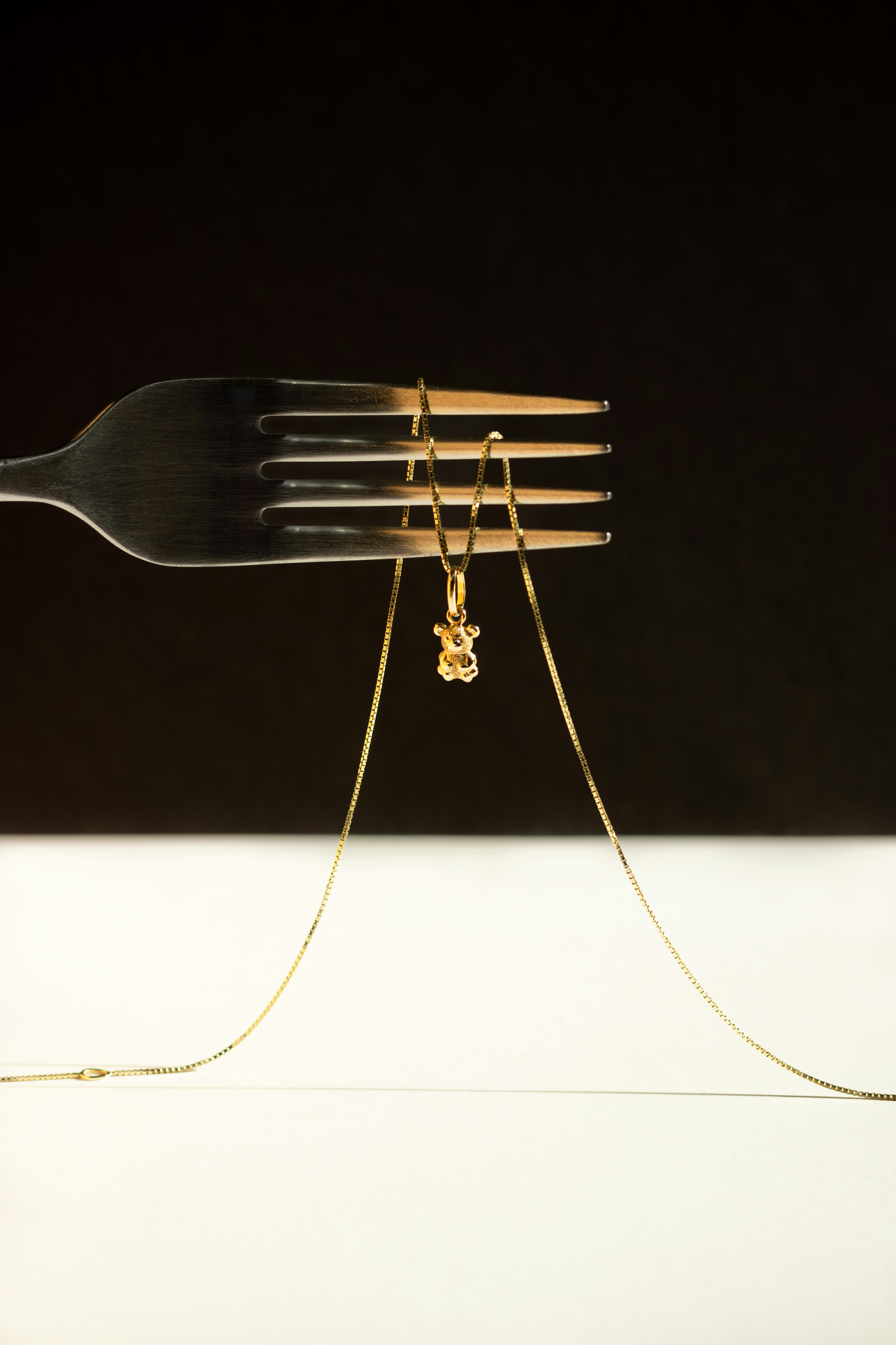 A fork with a chain attached to it photo – Free Budapest Image on Unsplash