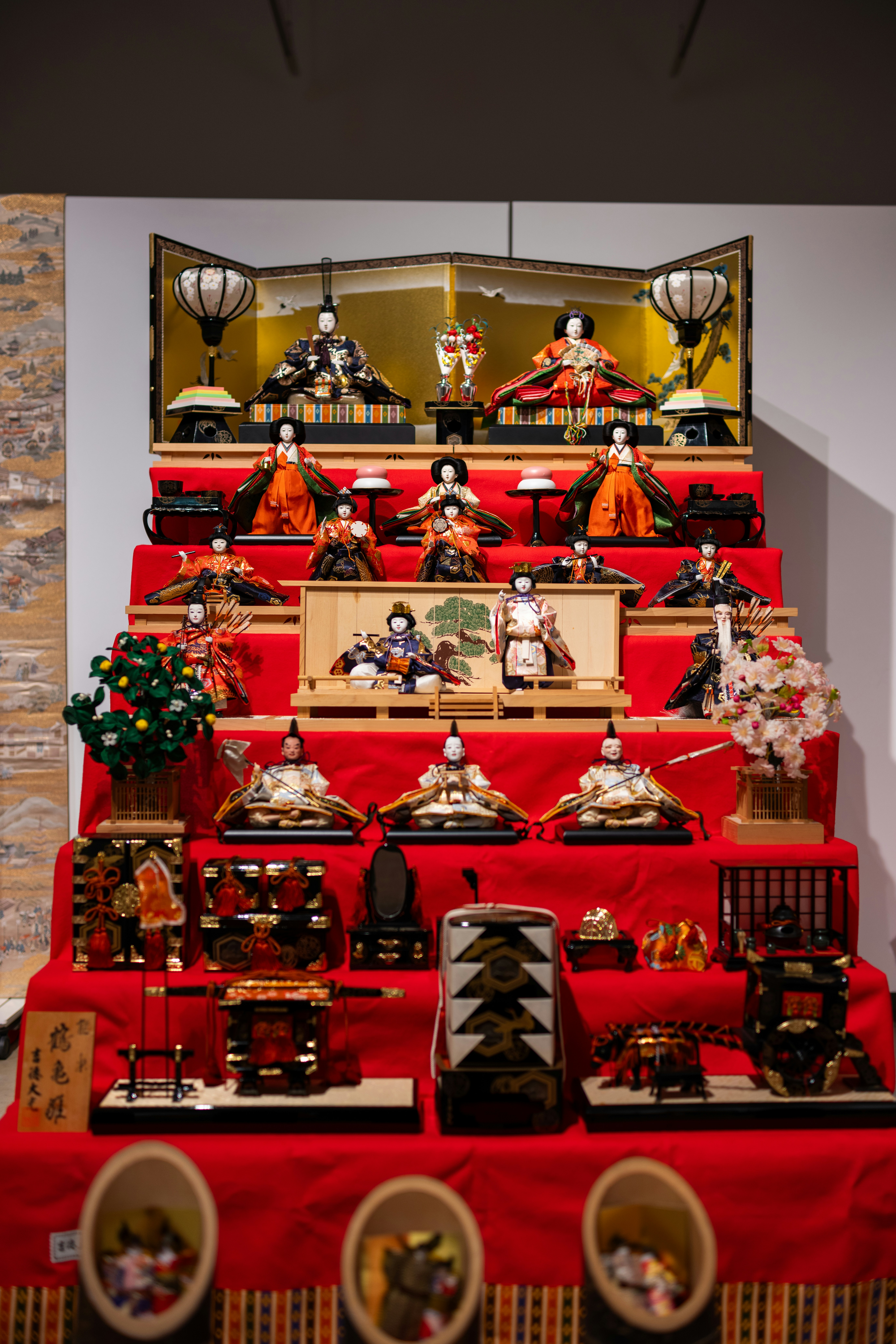 Une table rouge surmontée de nombreuses figurines asiatiques photo ...