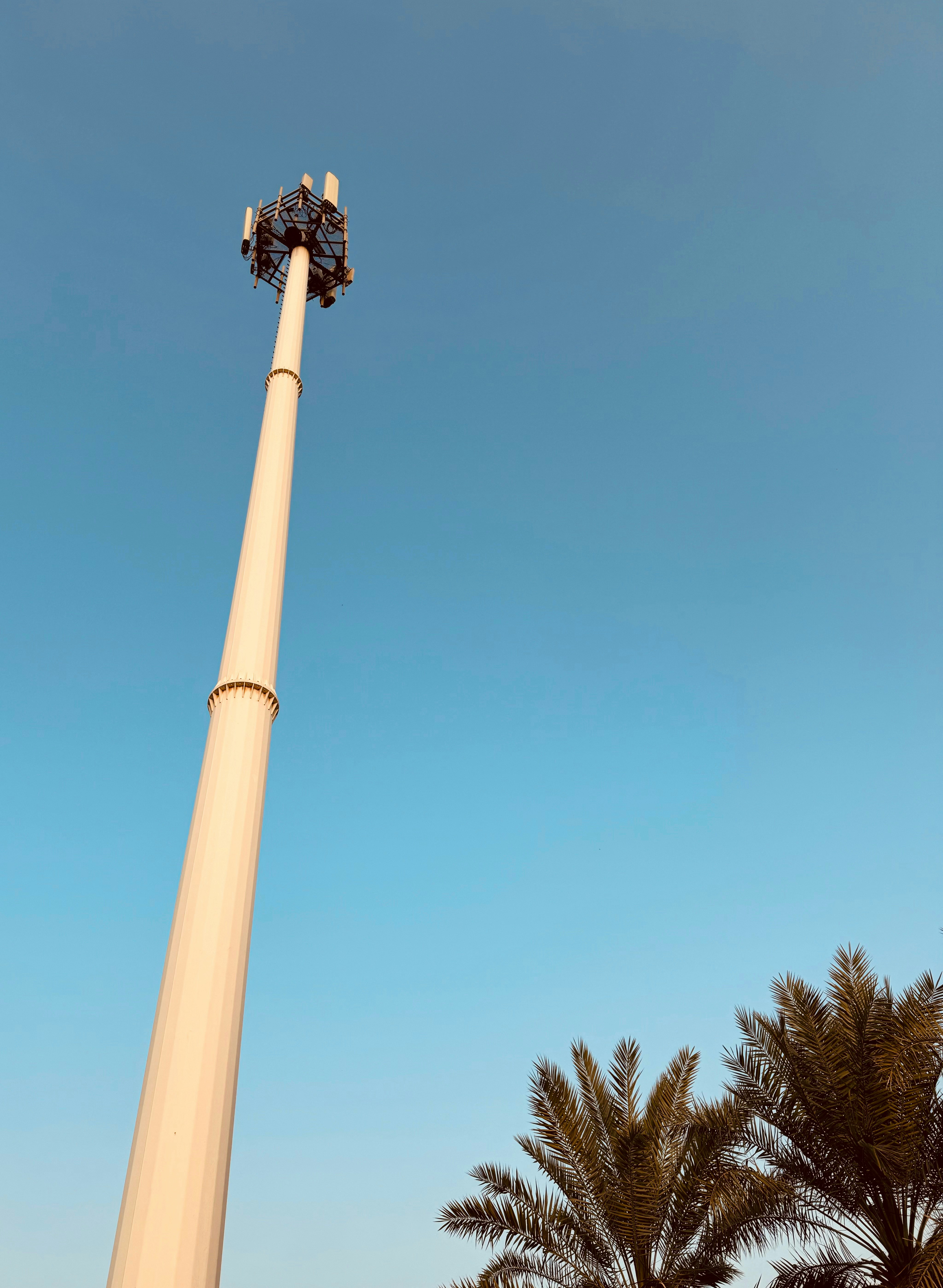 A tall light pole with a sky background photo – Free Blue Image on Unsplash