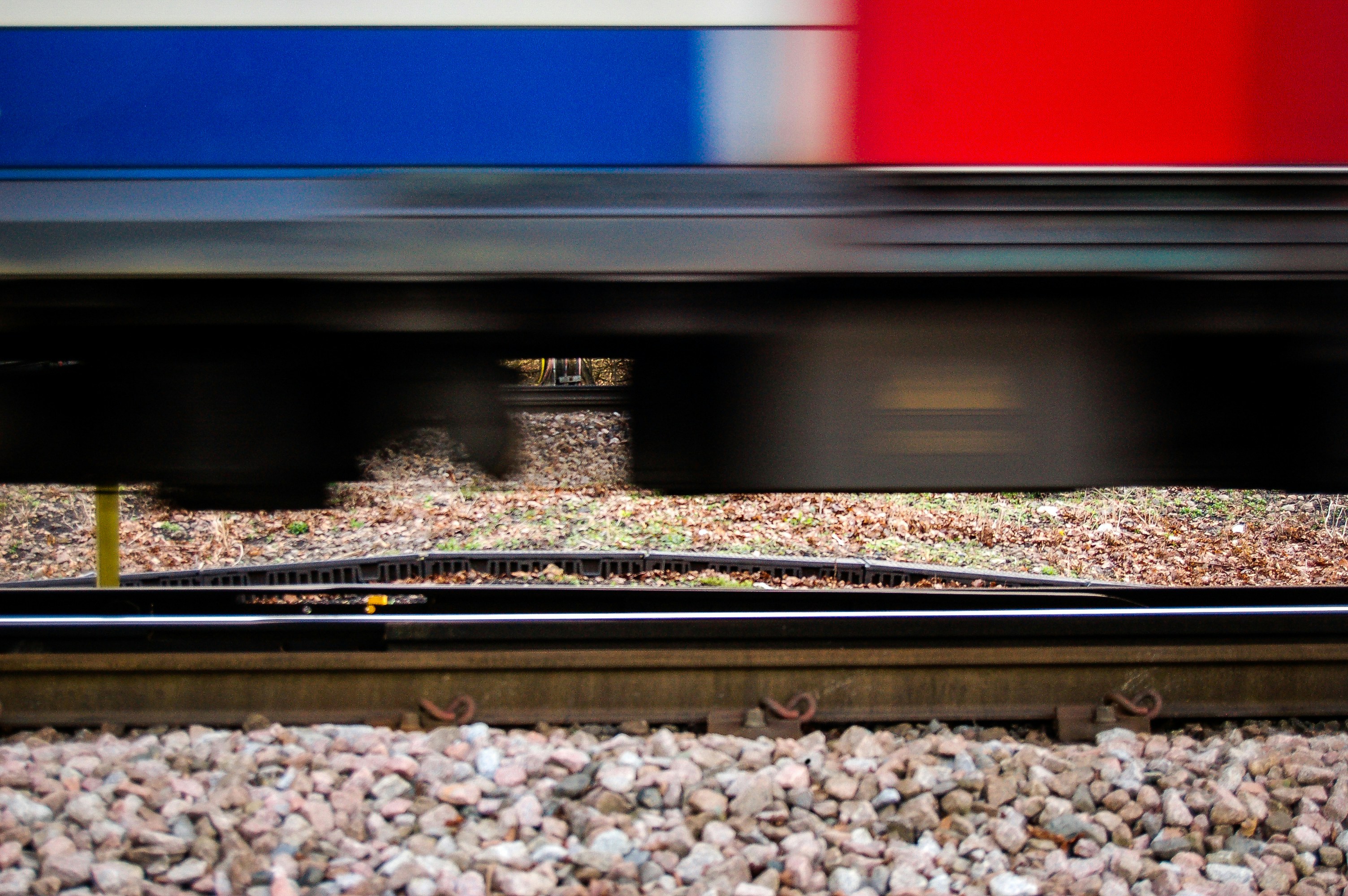 Between Speed and Color: A Narrow Window in a Blurred Freight