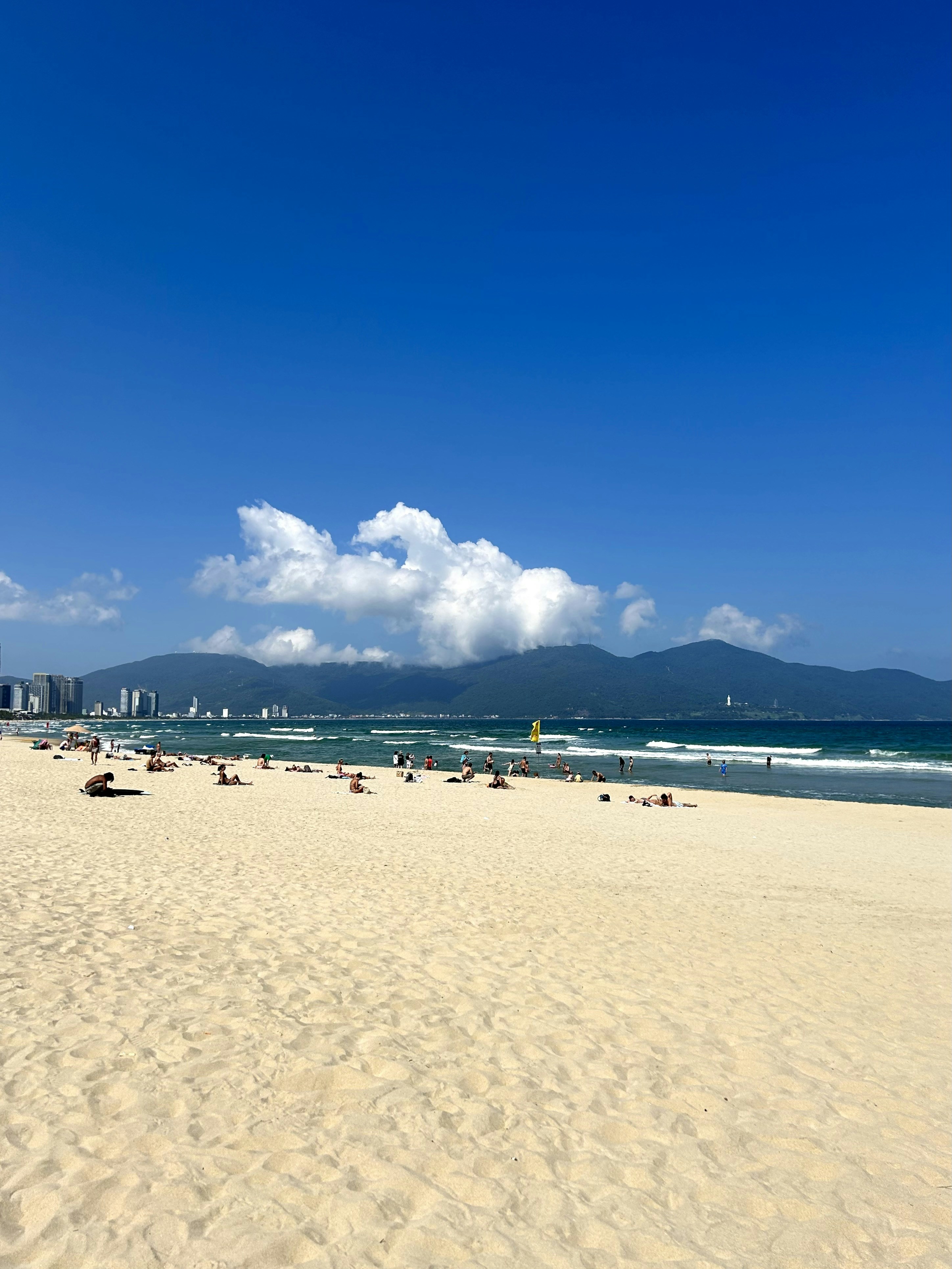 A beach with a lot of people on it photo – Free Da nang Image on Unsplash