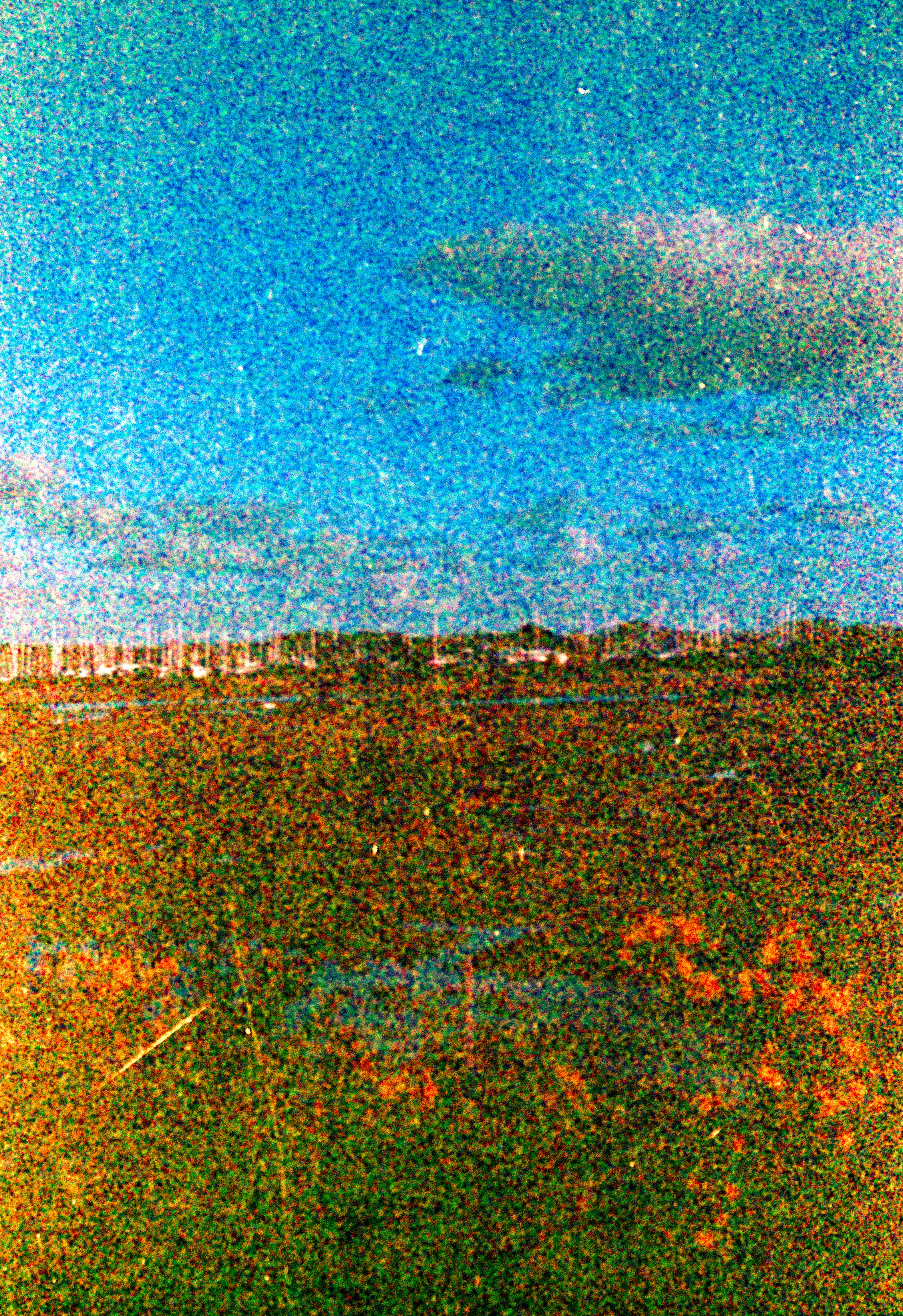 Une photo floue d’un champ avec un ciel bleu en arrière-plan photo ...