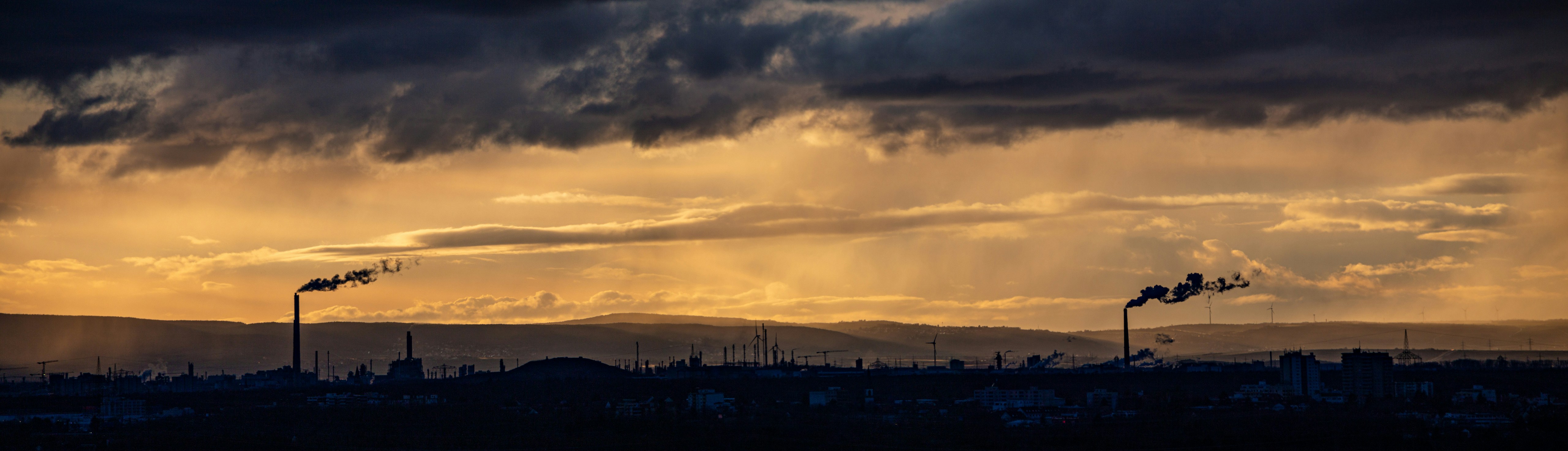 The sun is shining through the clouds over a city photo – Free Mannheim Image on Unsplash