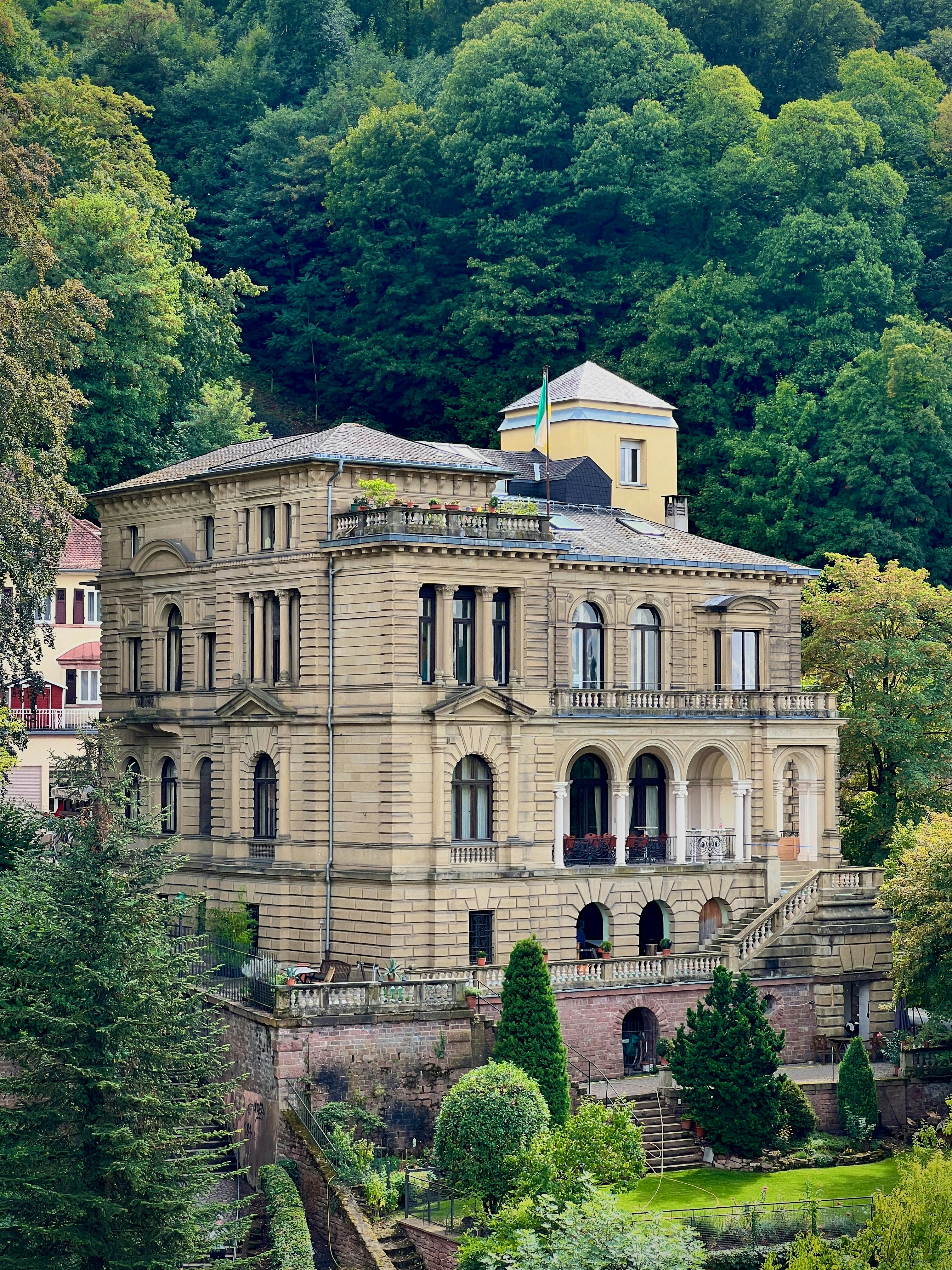 Hillside Haven: Neoclassical Villa Framed by the Emerald Canopy