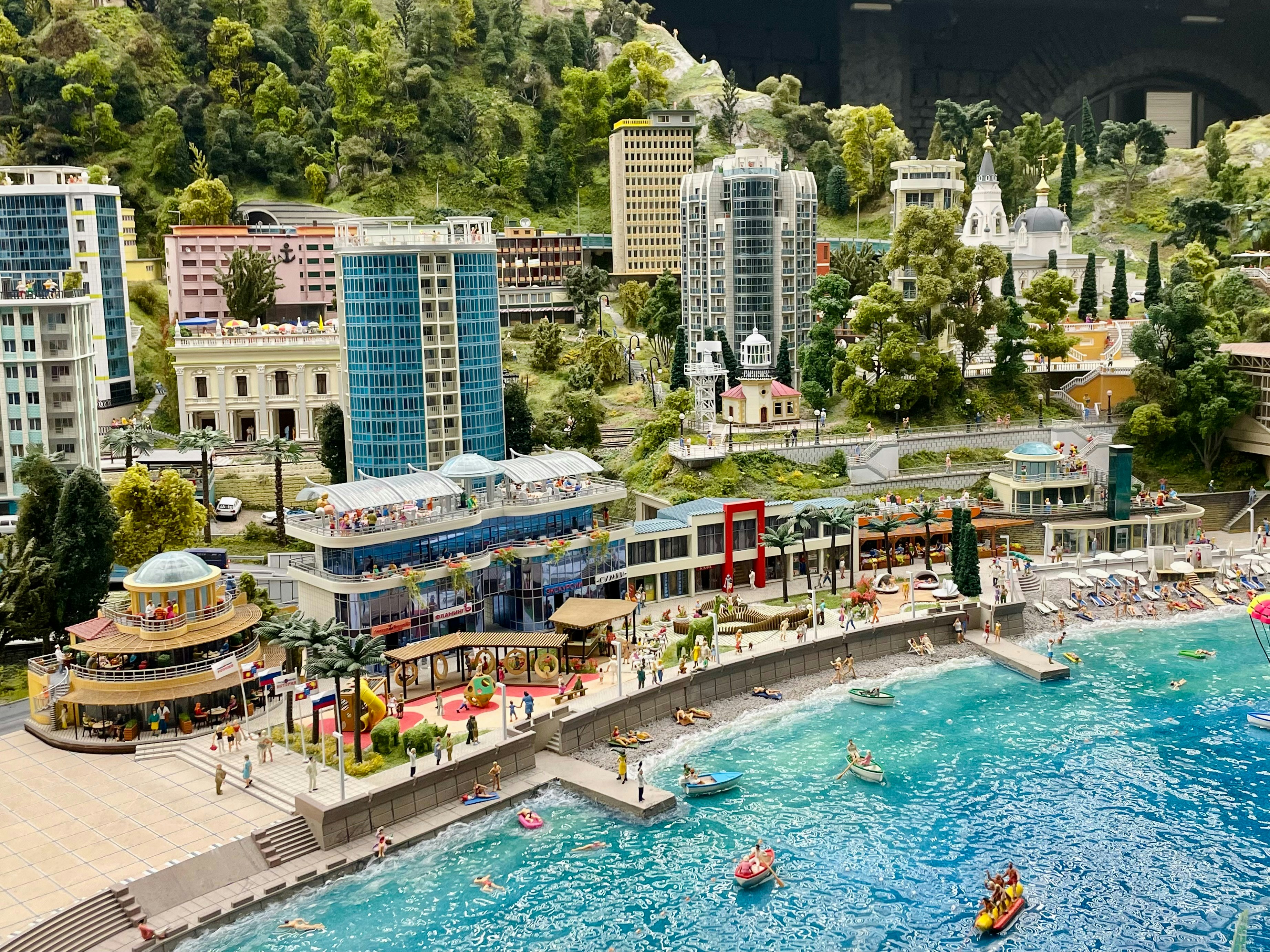 A model of a city with a river running through it photo – Free Beach ...