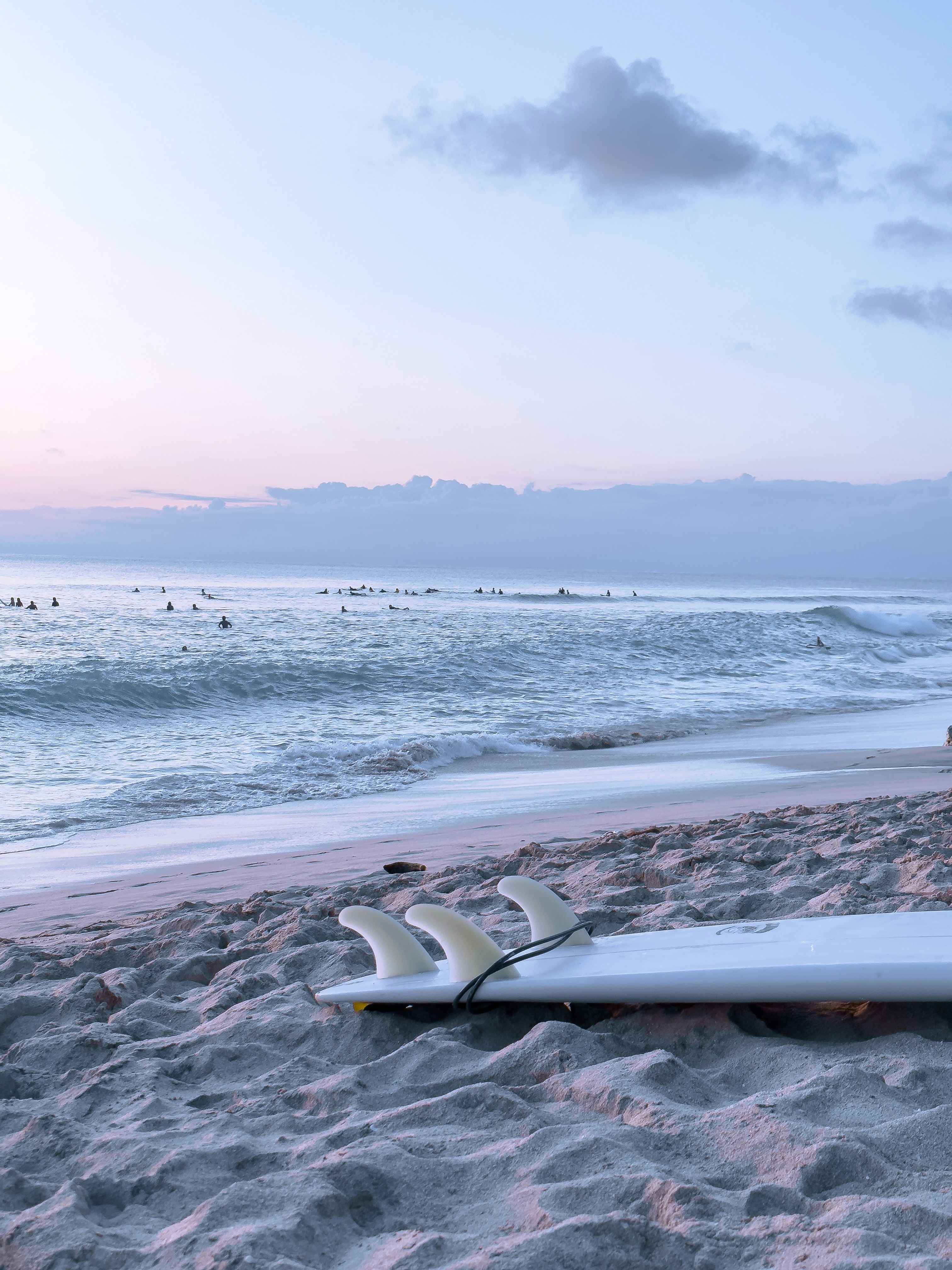 A surfboard laying on the sand of a beach photo – Free Ungasan Image on ...