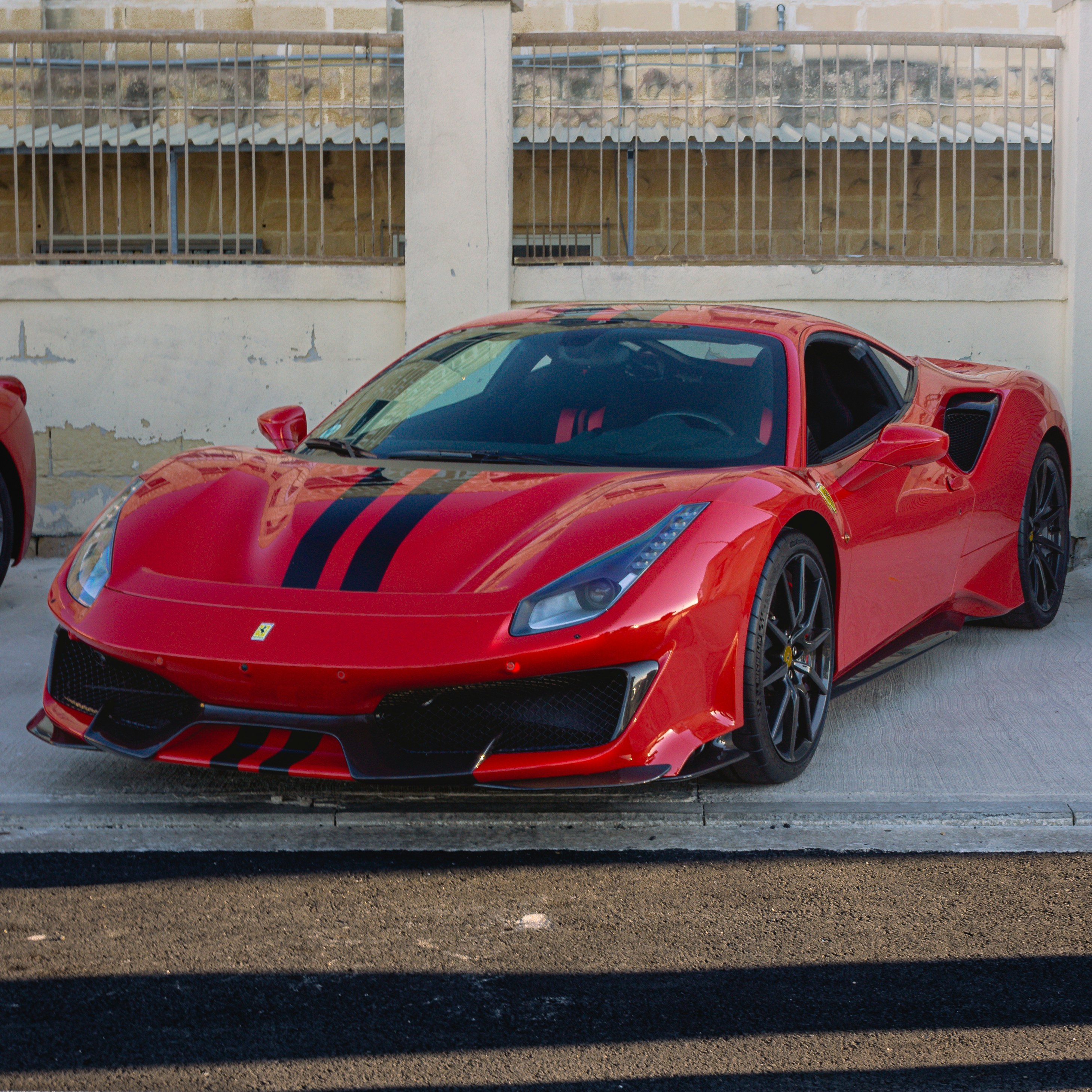 Foto Mobil sport merah diparkir di depan gedung – Gambar Mobil Gratis ...