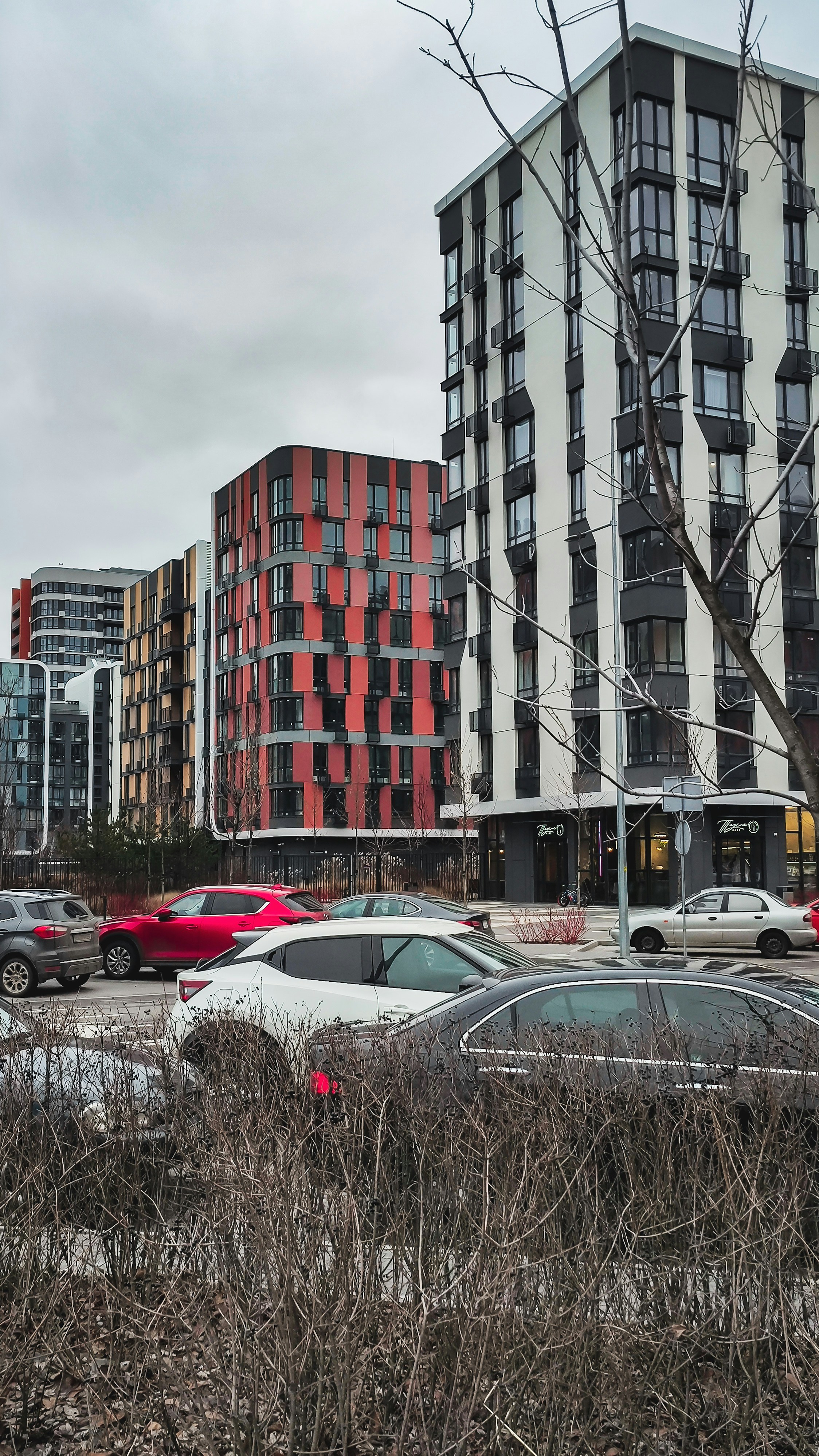 A bunch of cars parked in a parking lot photo – Free Kyiv Image on Unsplash