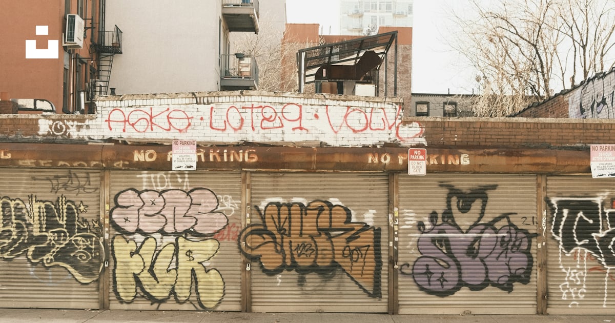 Un Mur Couvert De Graffitis à Côté Dun Parking Photo Photo