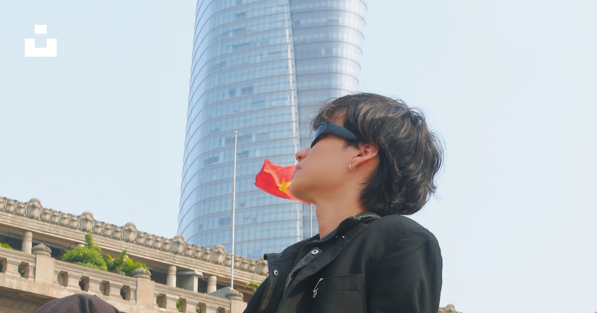 건물을 배경으로 난간에 앉아 있는 사람 사진 Unsplash의 무료 소년 이미지