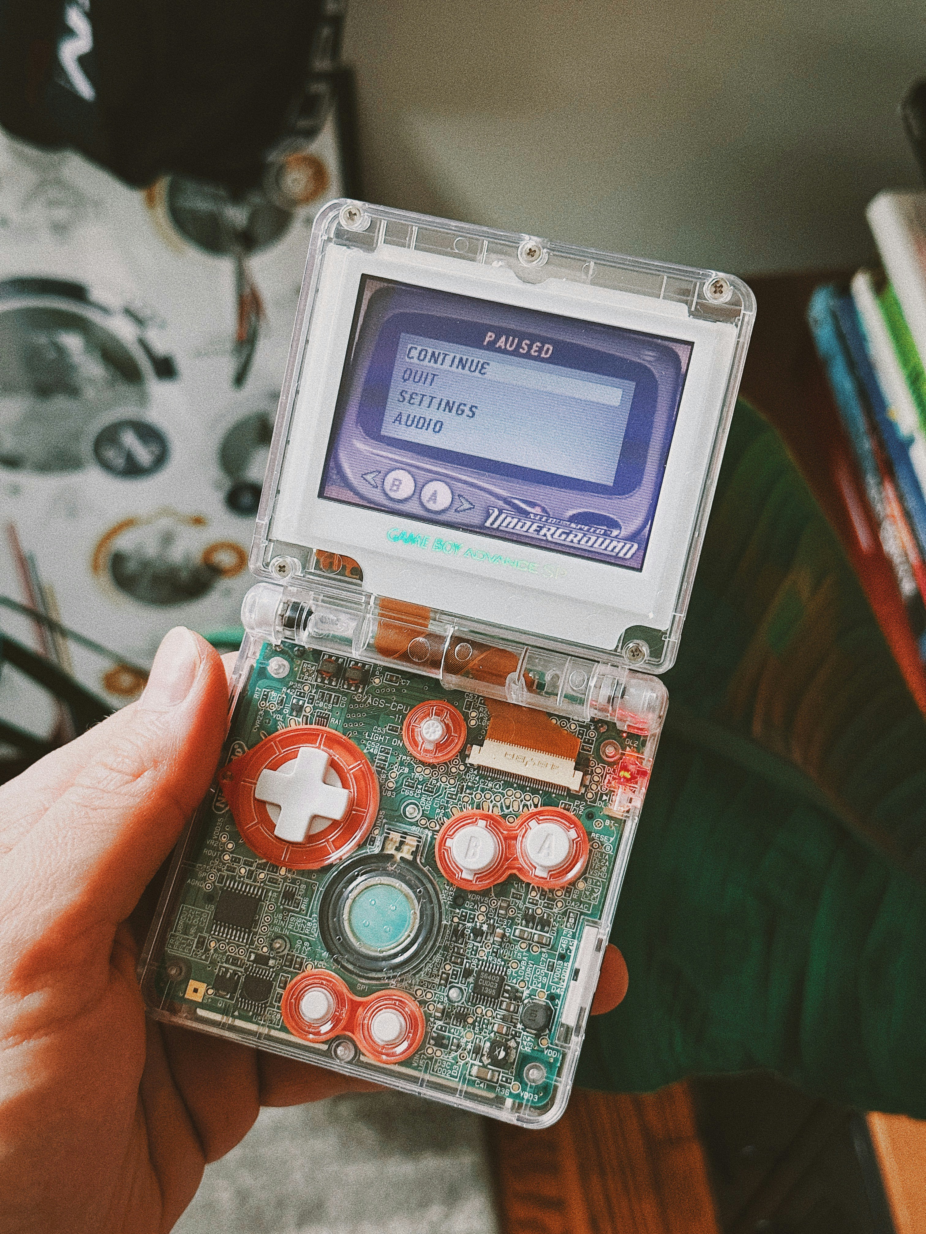 A person holding a gameboy in their hand photo – Free Usa Image on Unsplash