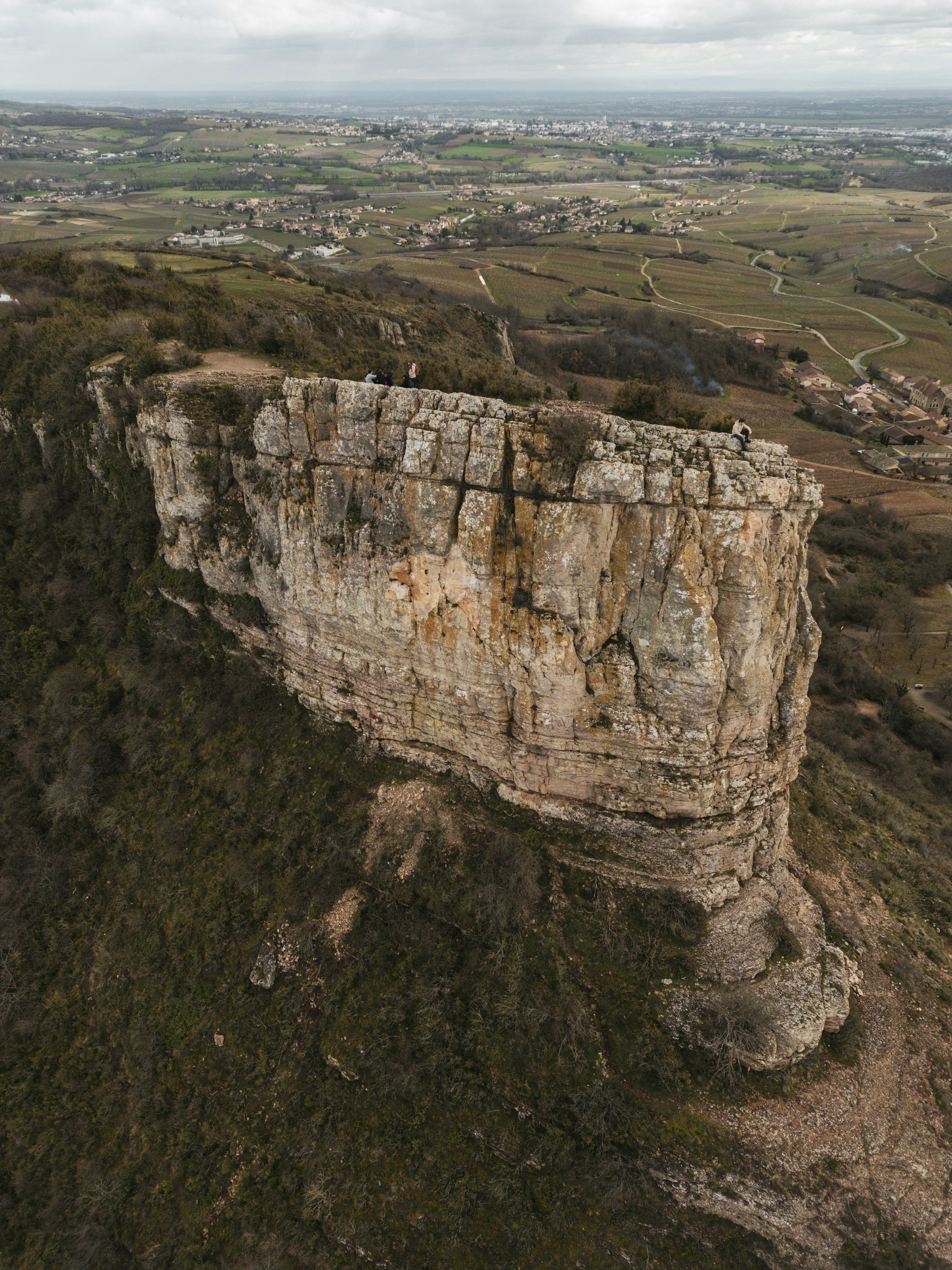 La Roche de Solutré dans la région de Solutré-Pouilly. | an aerial view of a rocky cliff in the middle of nowhere