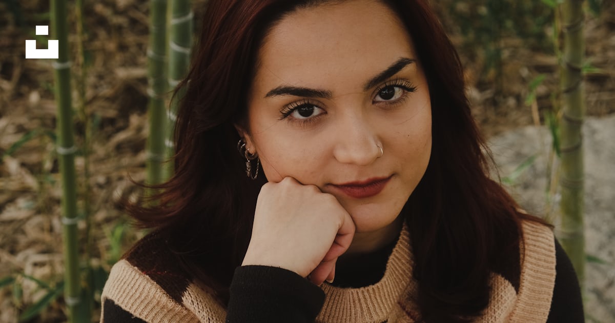 Una mujer sentada en una roca frente a un árbol de bambú foto – Imagen ... Una mujer sentada en una roca frente a un árbol de bambú foto – Imagen ...