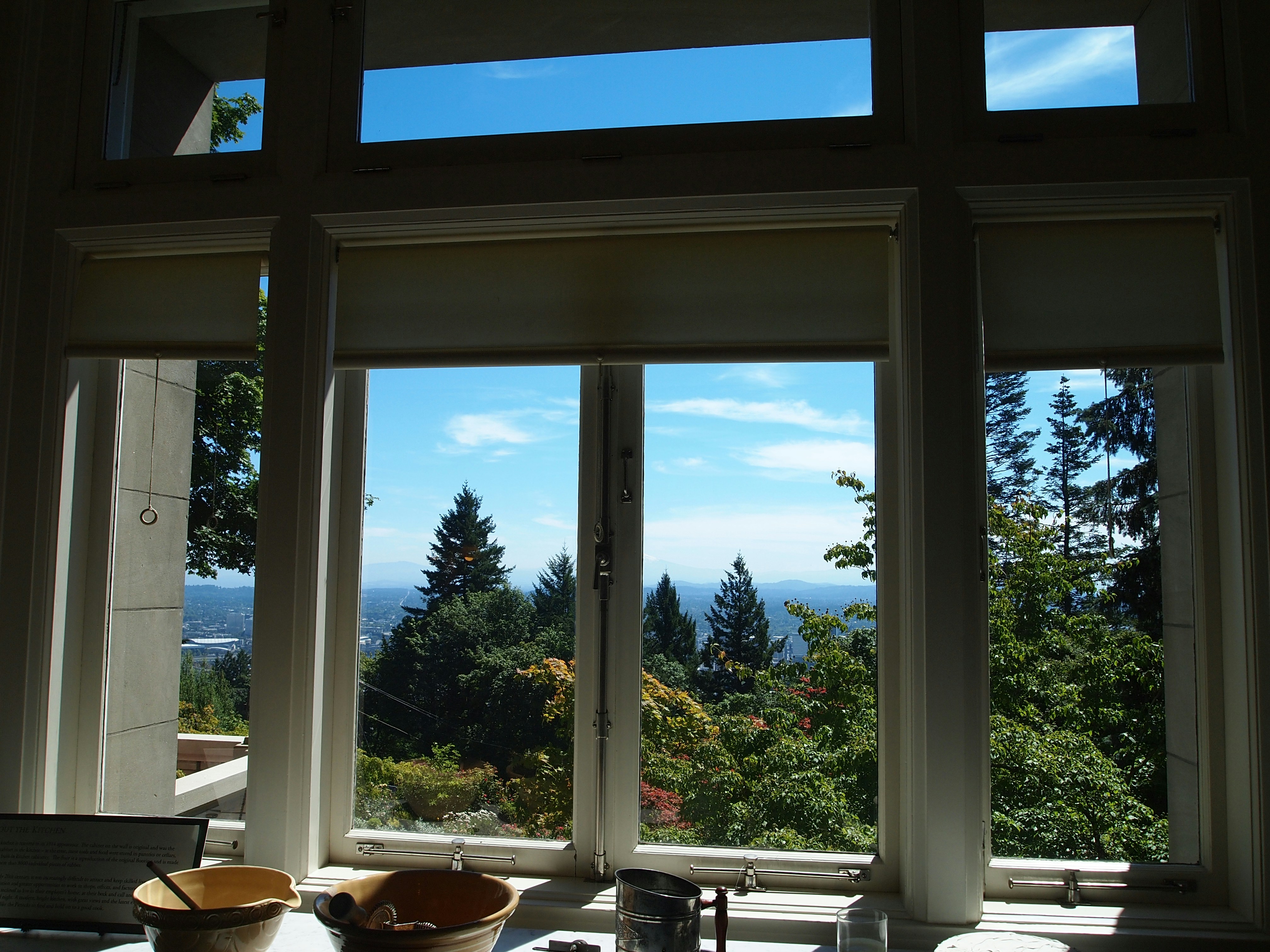 A kitchen window with a view of the trees outside photo – Free Building ...