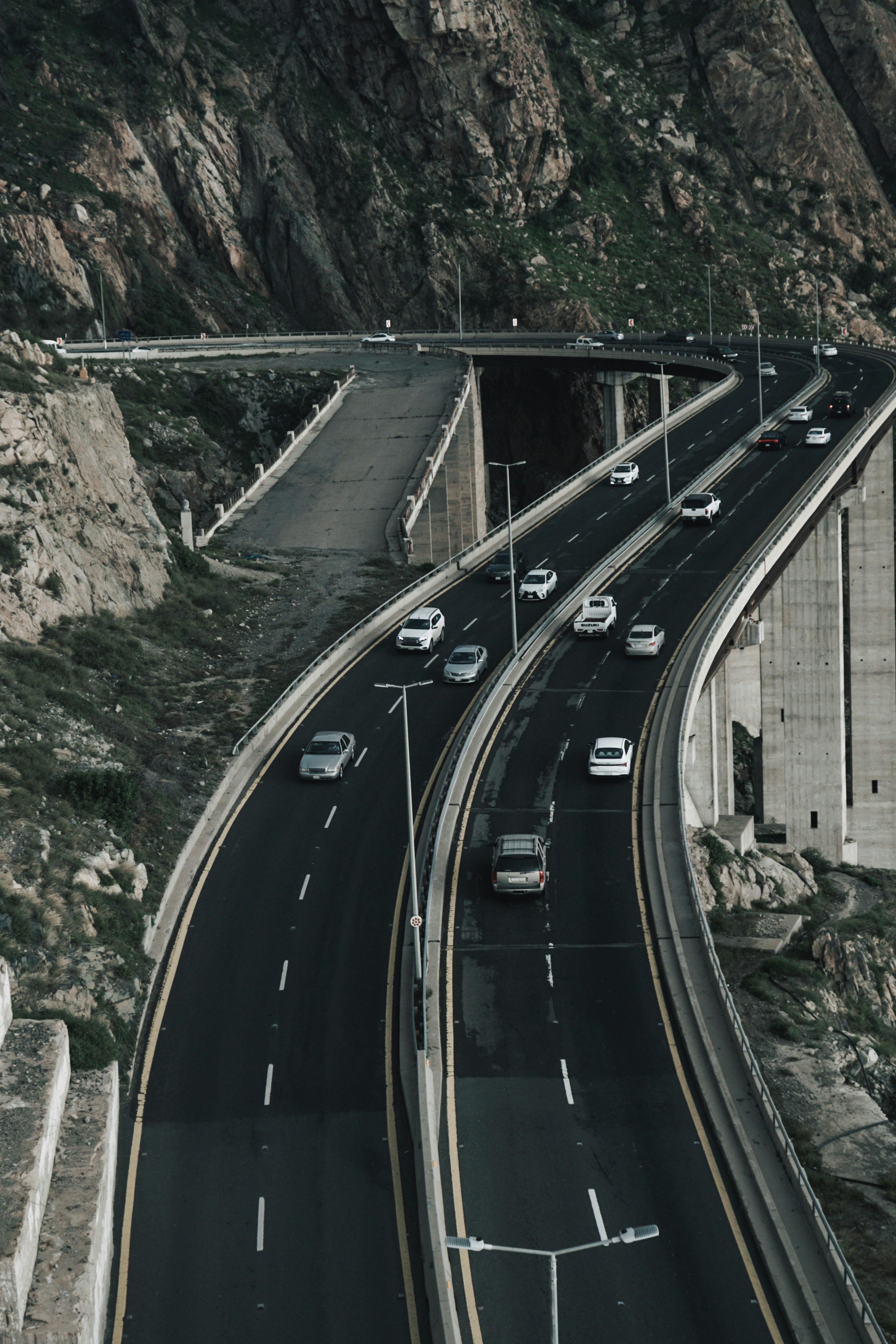 A highway with a bunch of cars on it photo – Free Road Image on Unsplash