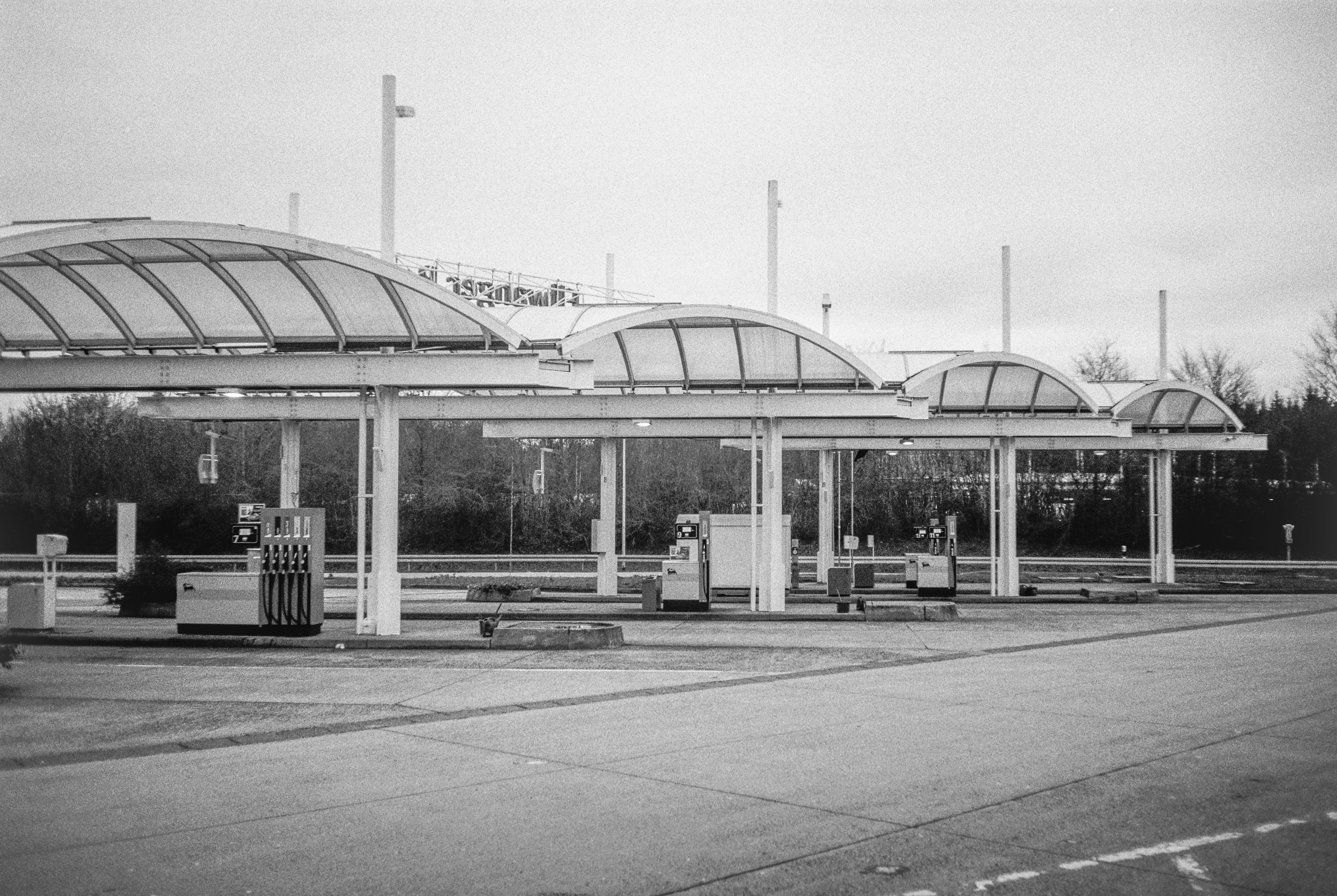 Une photo en noir et blanc d’une station-service photo – Photo Photo ...