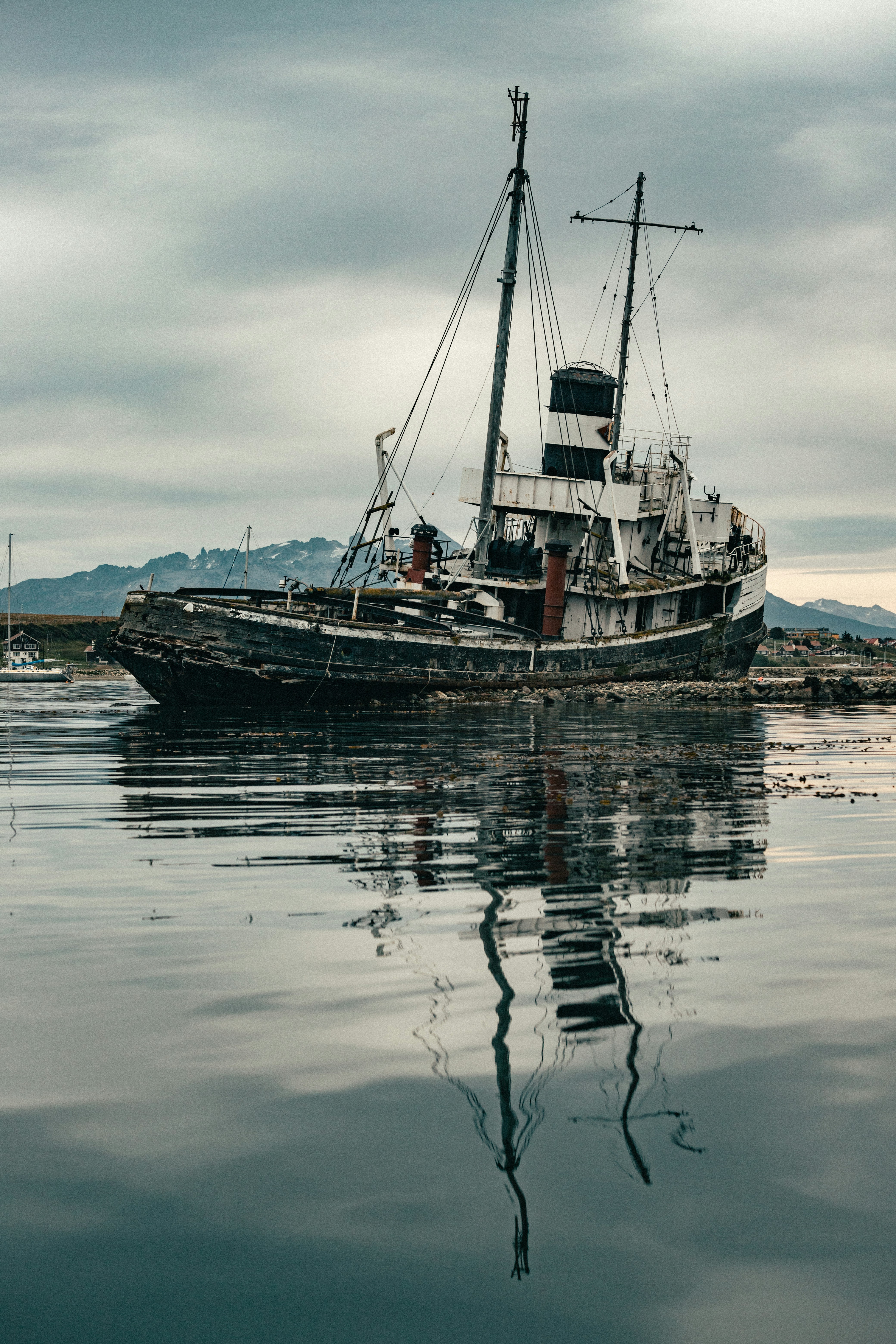 Foto Un gran barco flotando sobre un cuerpo de agua – Imagen Tierra del ...