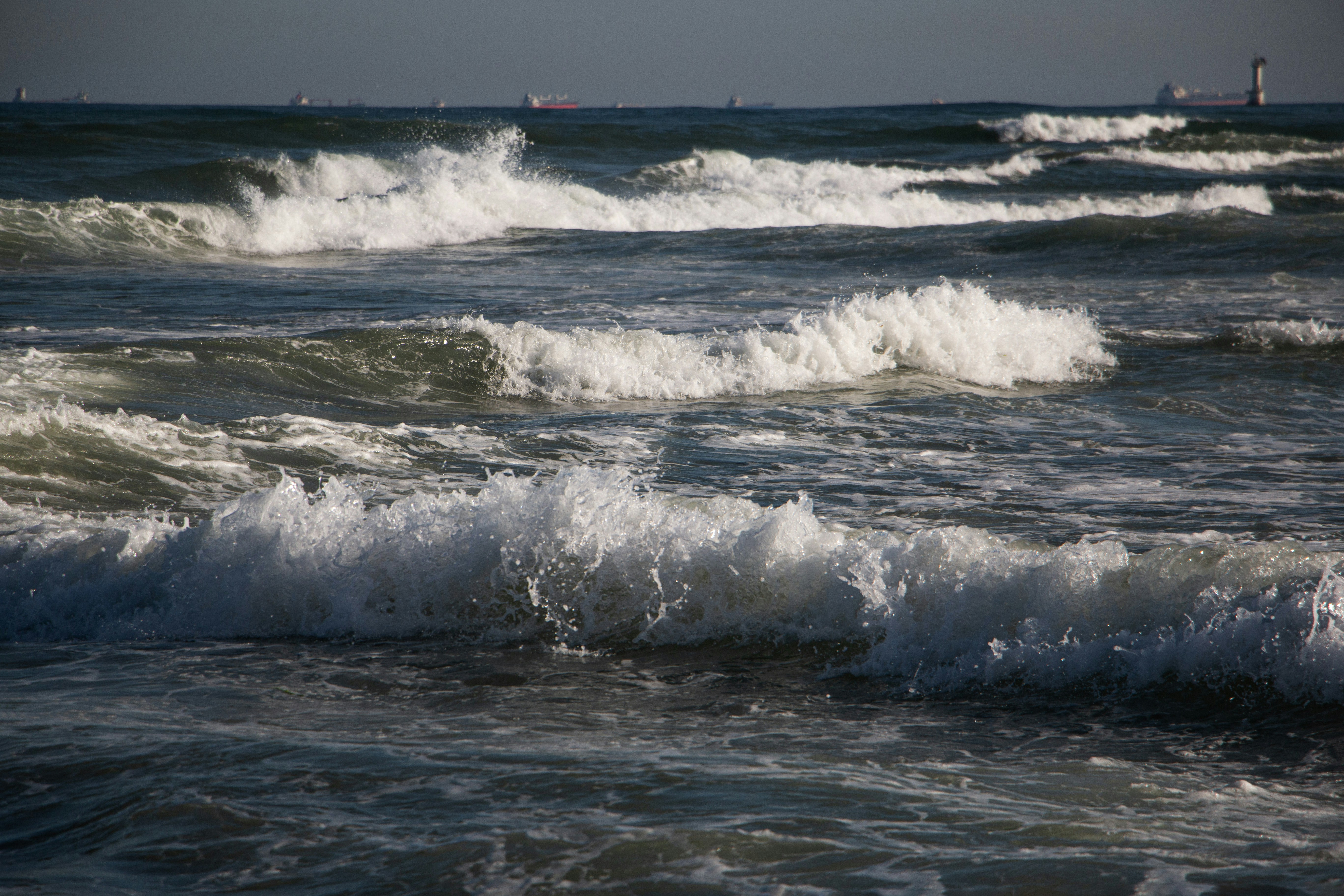A bunch of water that is in the ocean photo – Free Grey Image on Unsplash