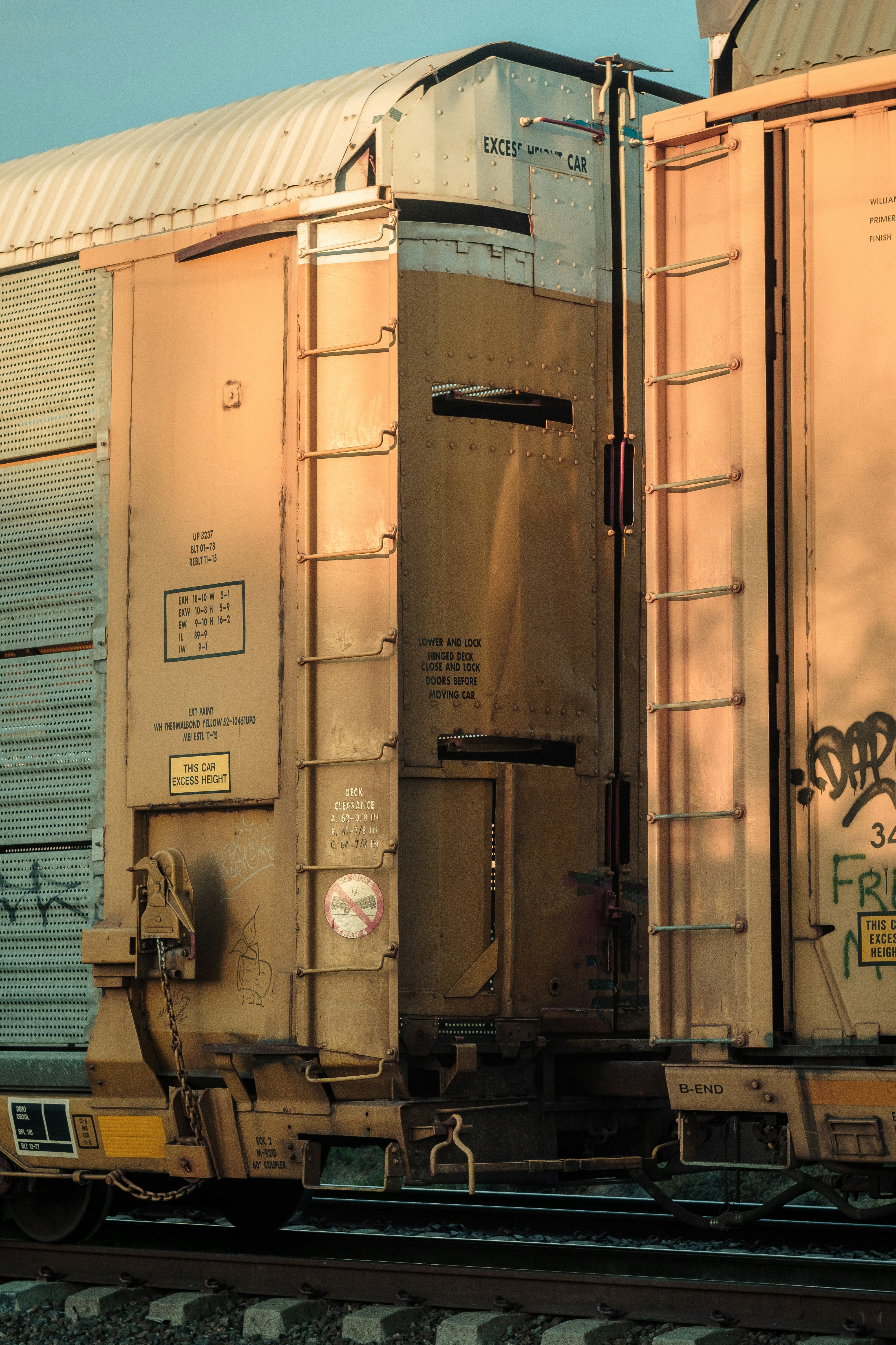 Gros plan d’un train sur une voie ferrée photo – Image gratuite de ...