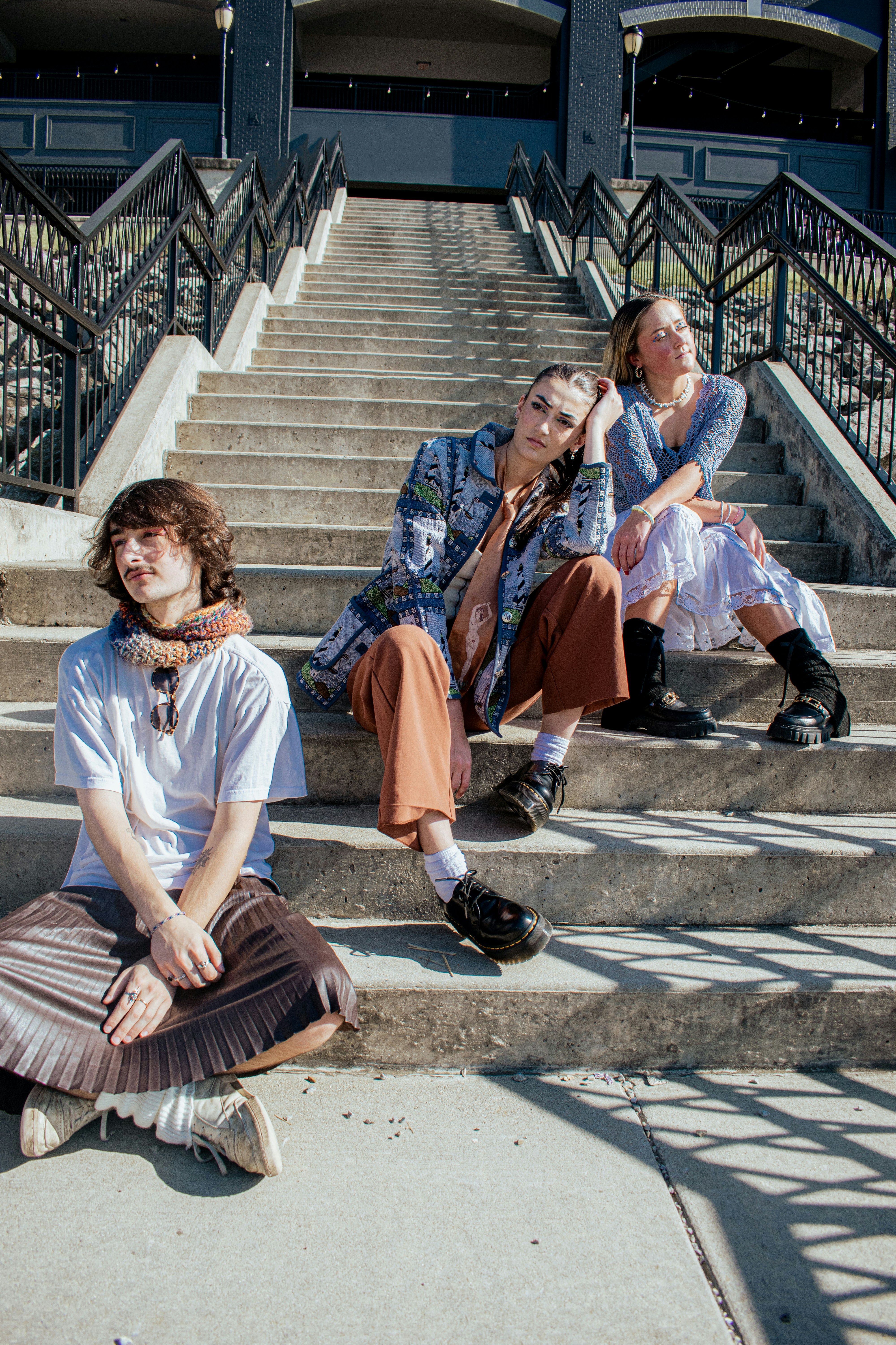 Un grupo de personas sentadas en los escalones de un edificio foto ...